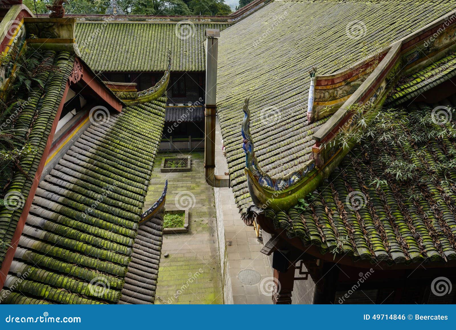 Korstmos-behandelde Daken Van Oude Chinese Gebouwen Stock Foto - Image ...