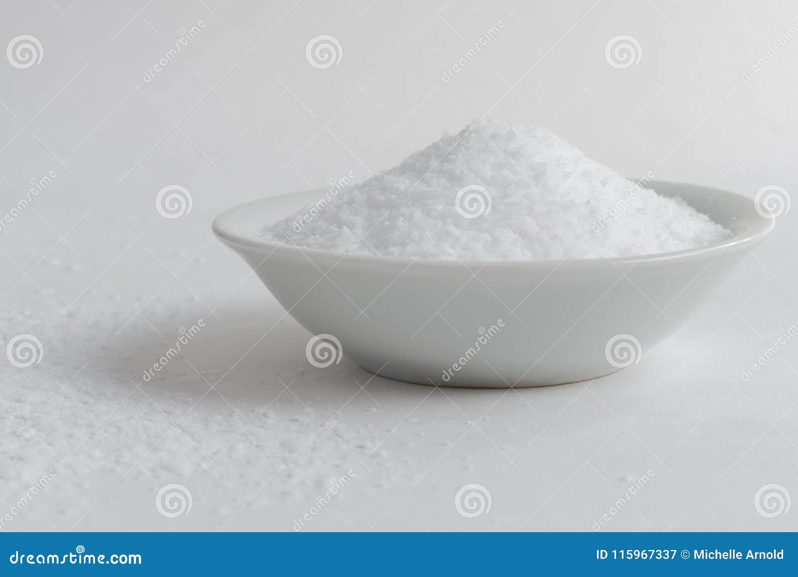 Kosjer zout in een kom stock afbeelding. Image of kruid - 115967337