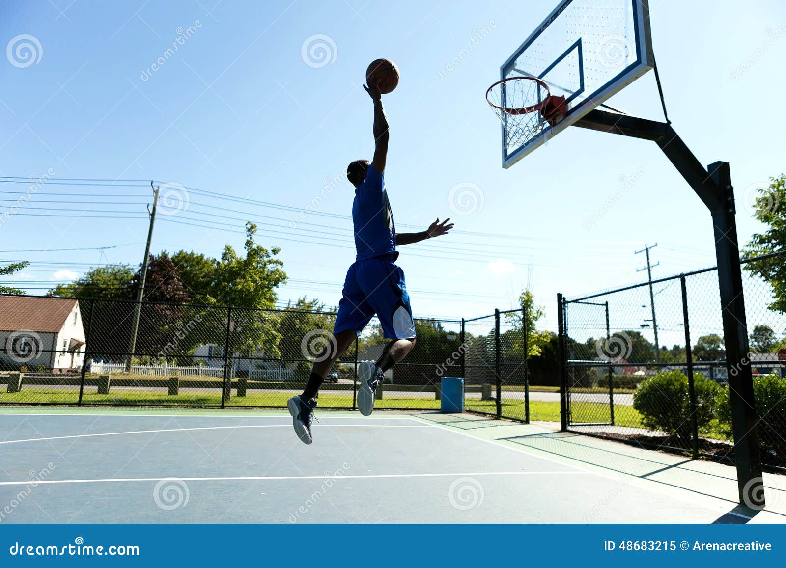 Koszykówka wsad Outdoors obraz stock. Obraz złożonej z czerń - 48683215