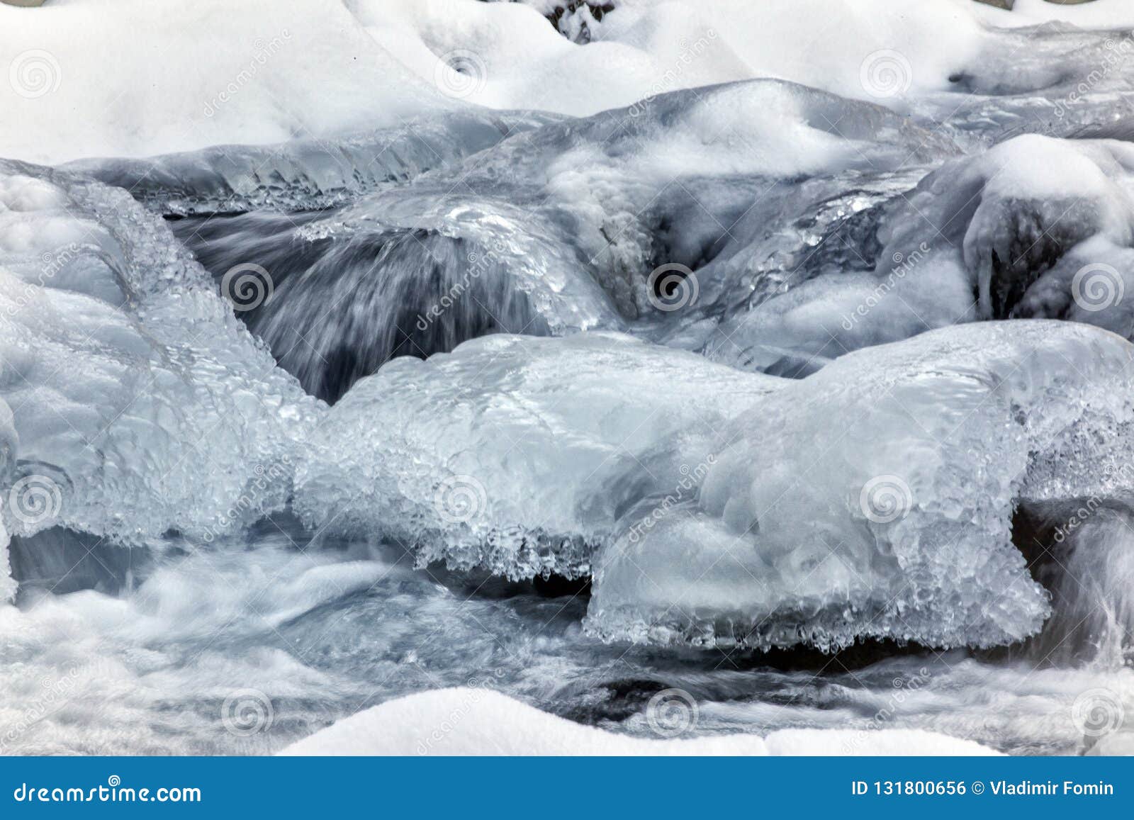 Koud water stock foto. Image of koude, sneeuw, water - 131800656