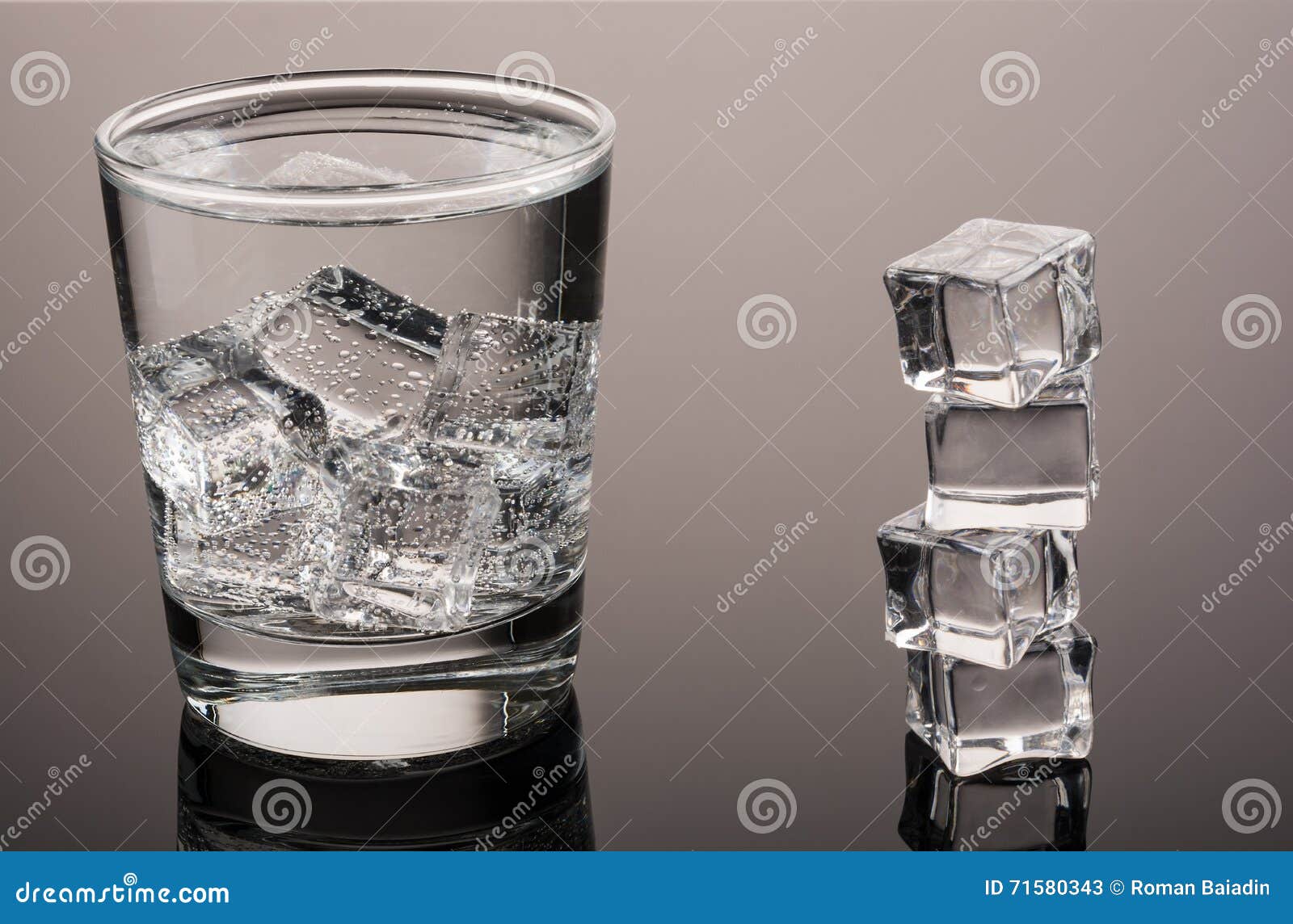 Koud water met ijs stock afbeelding. Image of verfrissing - 71580343