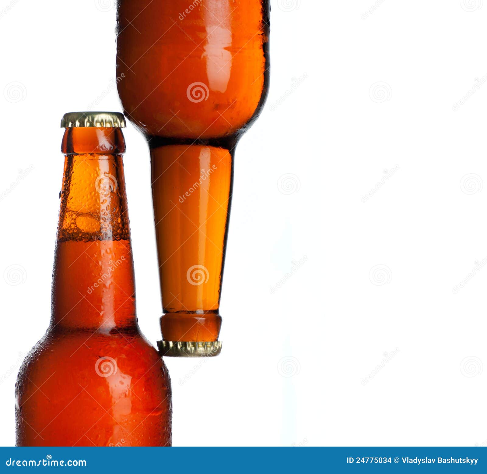 Koude Bier Dichte Omhooggaand Als Achtergrond Op Wit Stock Foto - Image ...