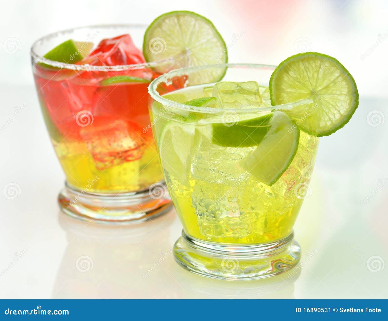 Koude dranken stock afbeelding. Image of citrusvrucht - 16890531