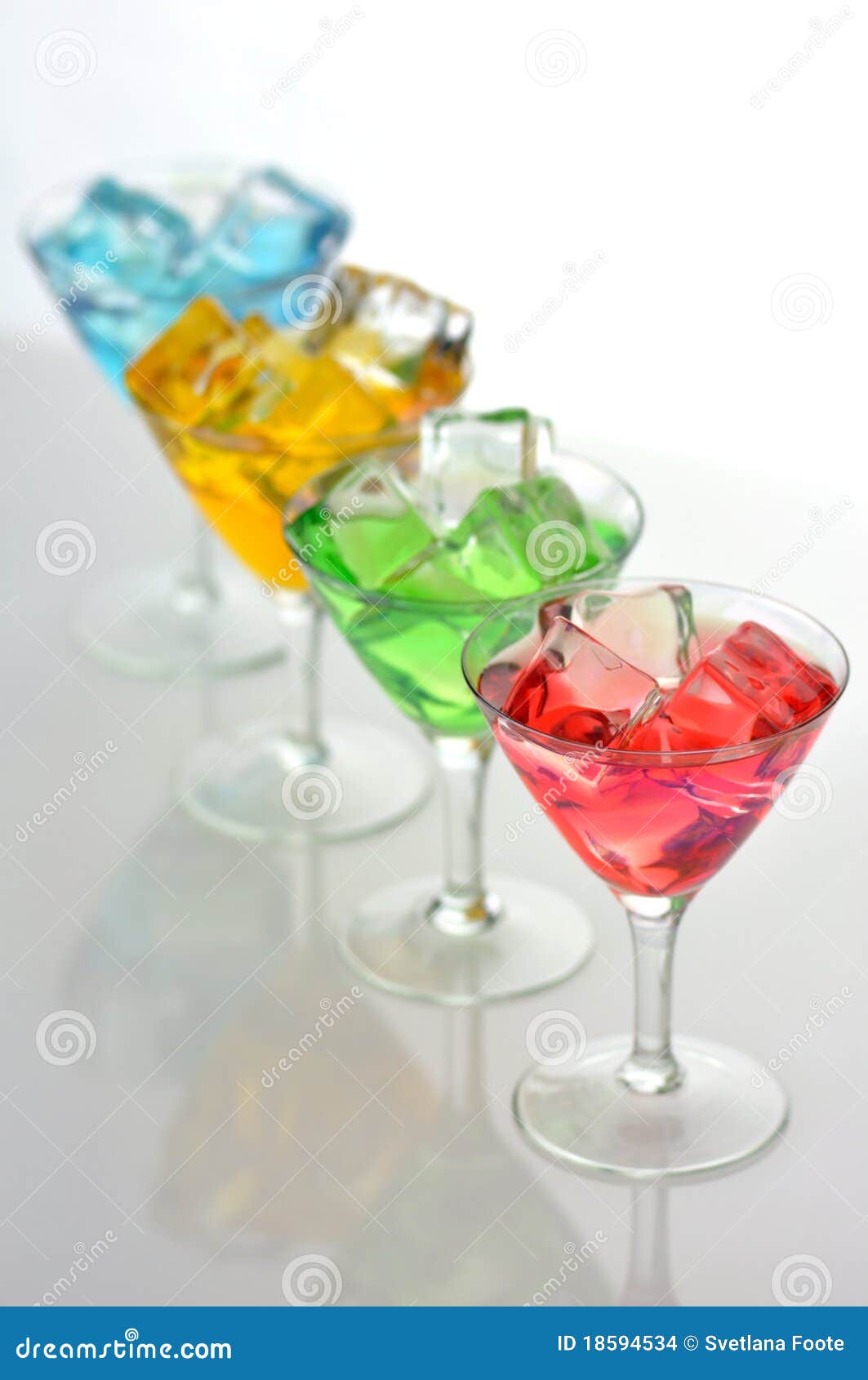 Koude dranken stock foto. Image of sinaasappel, staaf - 18594534