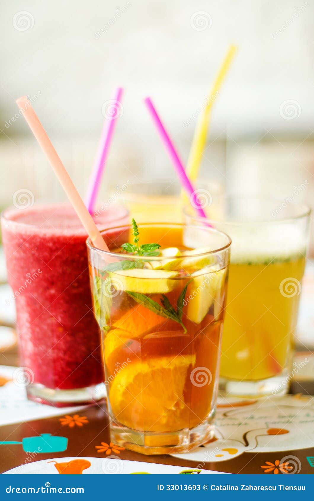 Koude dranken stock afbeelding. Image of alcoholisch - 33013693