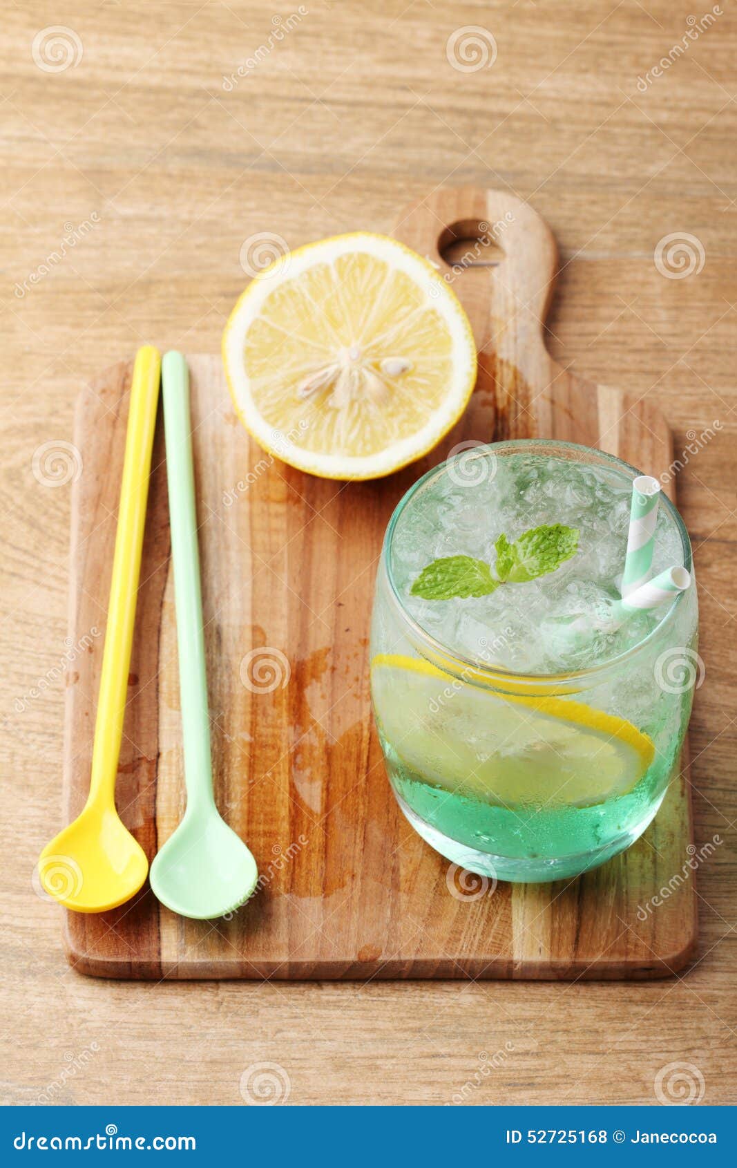 Koude Frisdrank Van Appelstroop En Munt Stock Foto - Image of strook ...