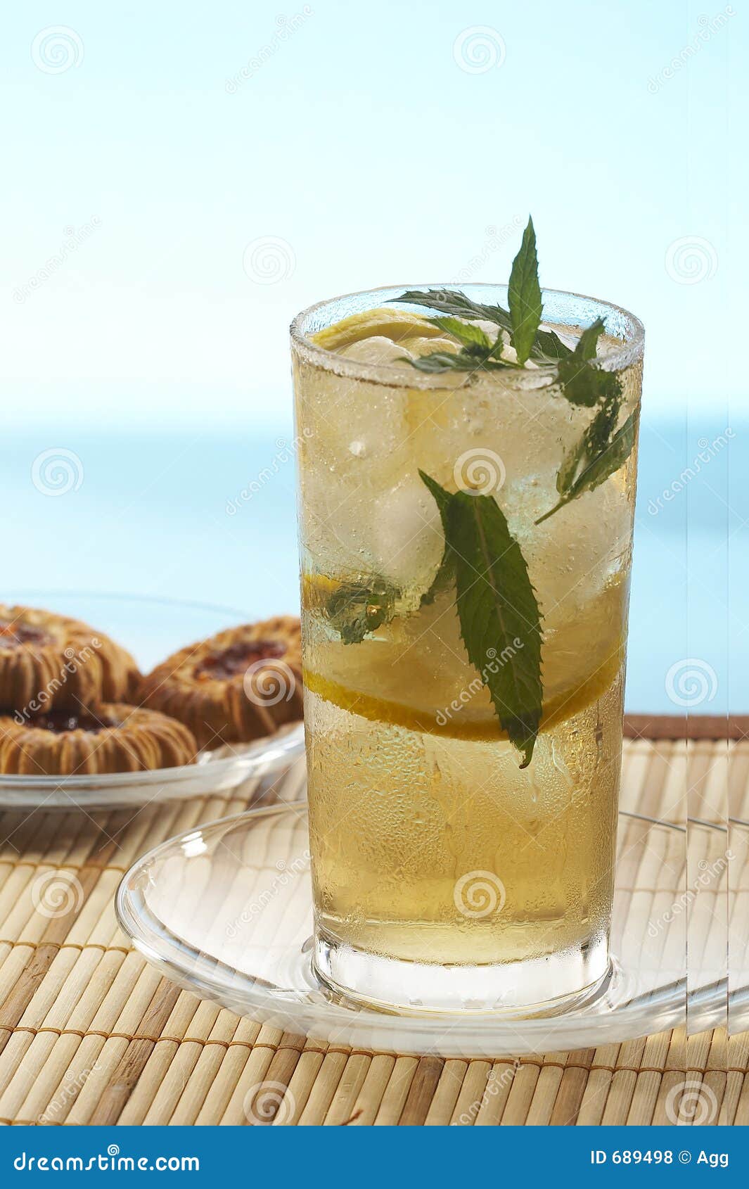 Koude muntthee stock foto. Image of glas, suiker, thee - 689498