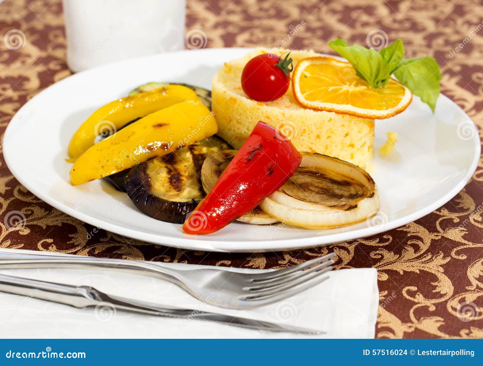 Kouskous stock foto. Image of bloem, narcotize, schotel - 57516024