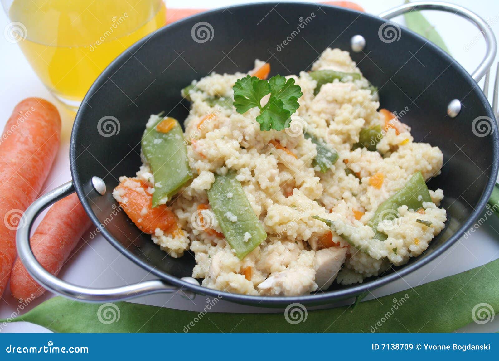 Kouskous stock afbeelding. Image of salade, maaltijd, diner - 7138709