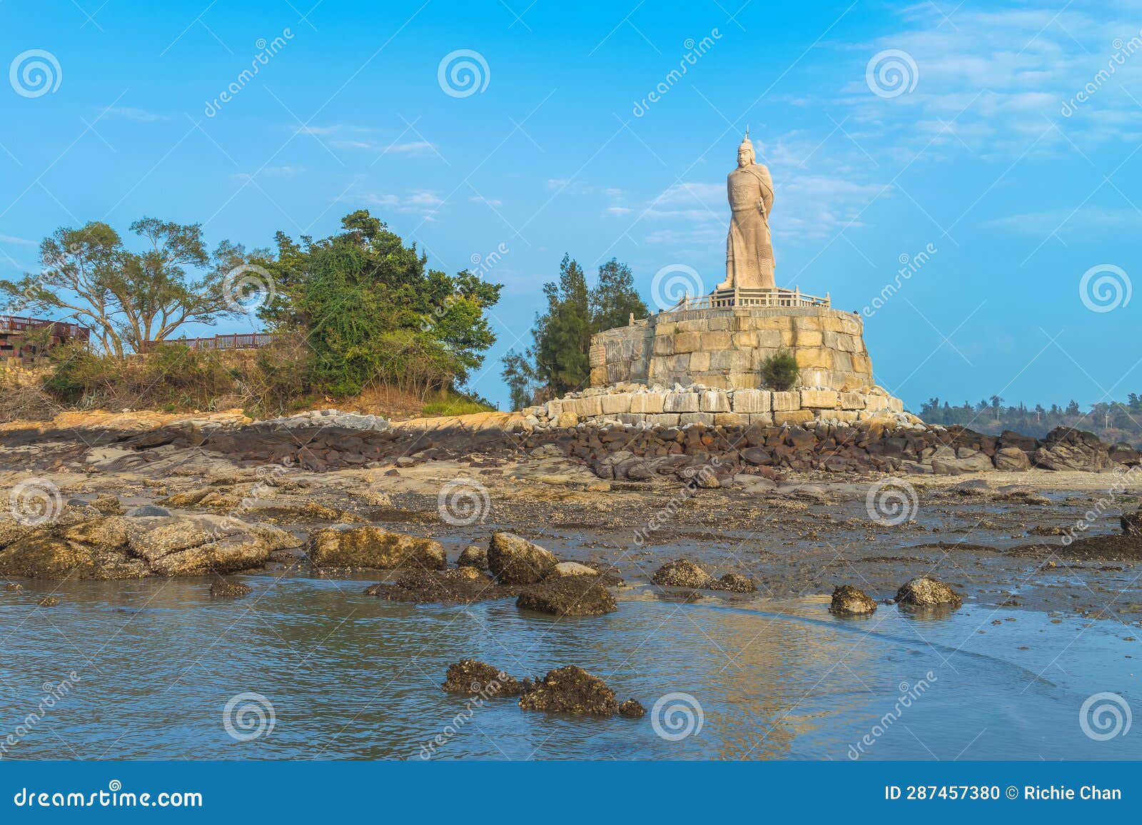 Koxinga Statue at Jiangong Islet in Kinmen Editorial Image - Image of ...