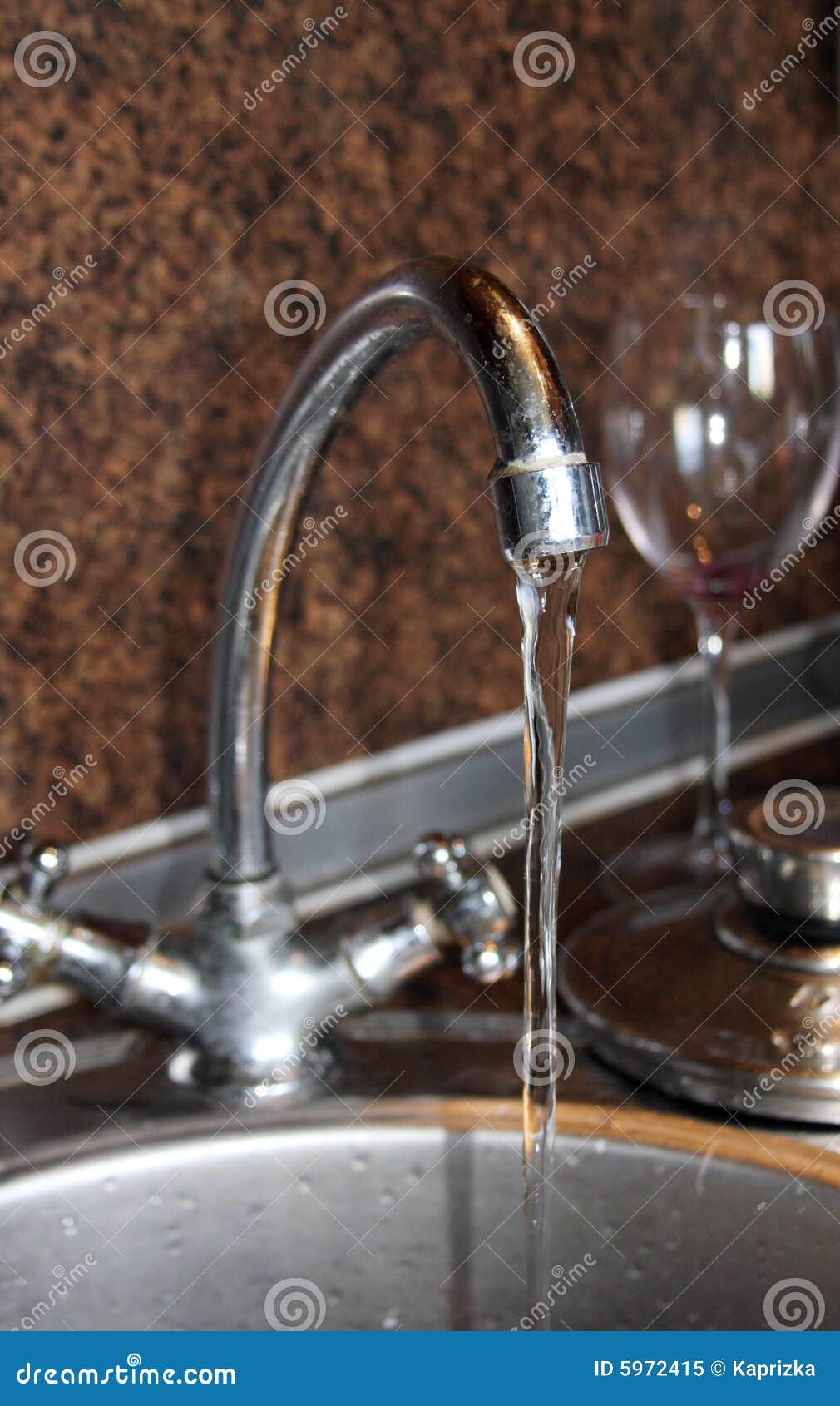 Kraan Met Een Straal Van Water Stock Afbeelding - Image of rang, kraan ...