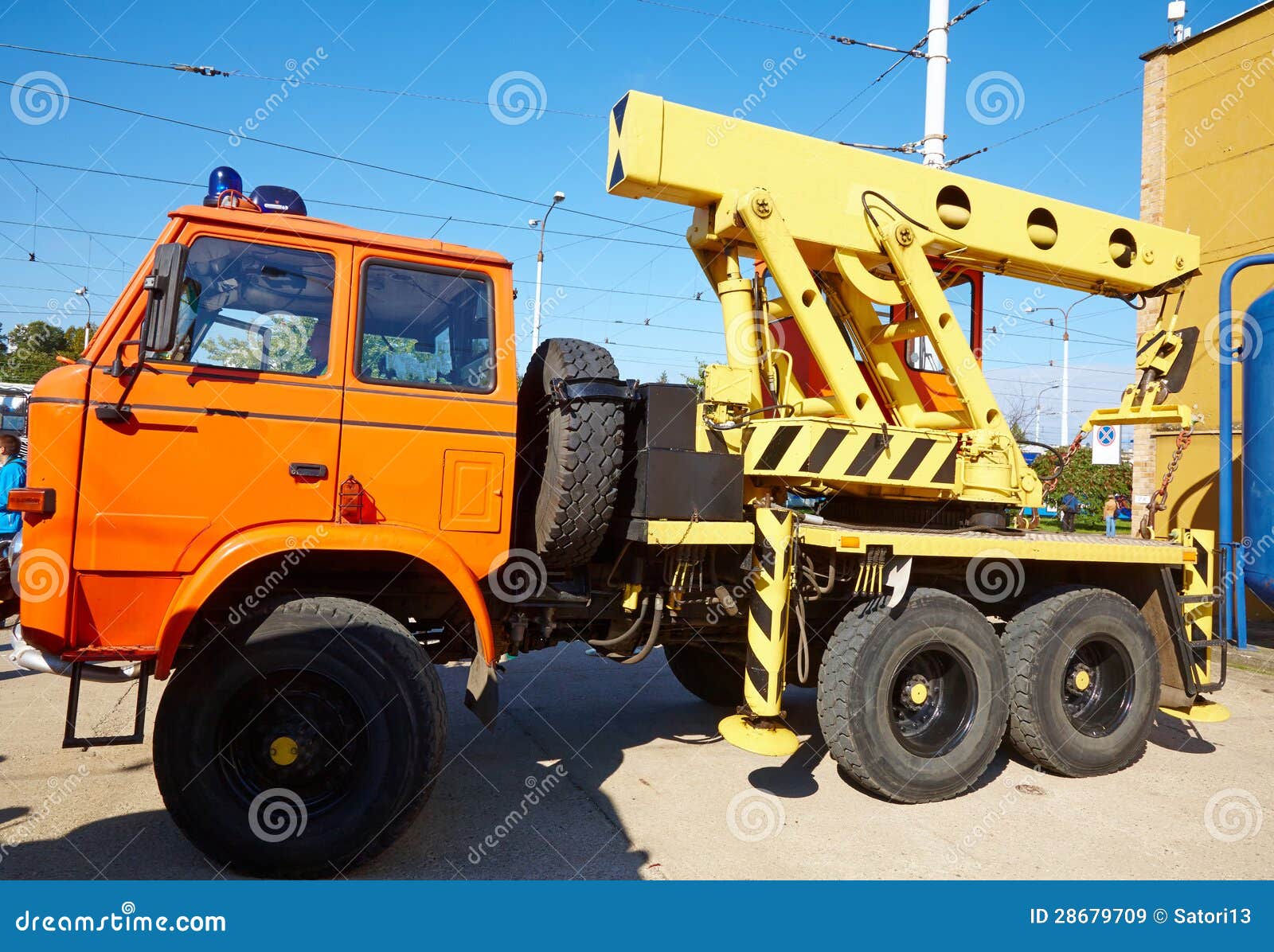 Kran-Abschleppwagen stockbild. Bild von beschädigung - 28679709