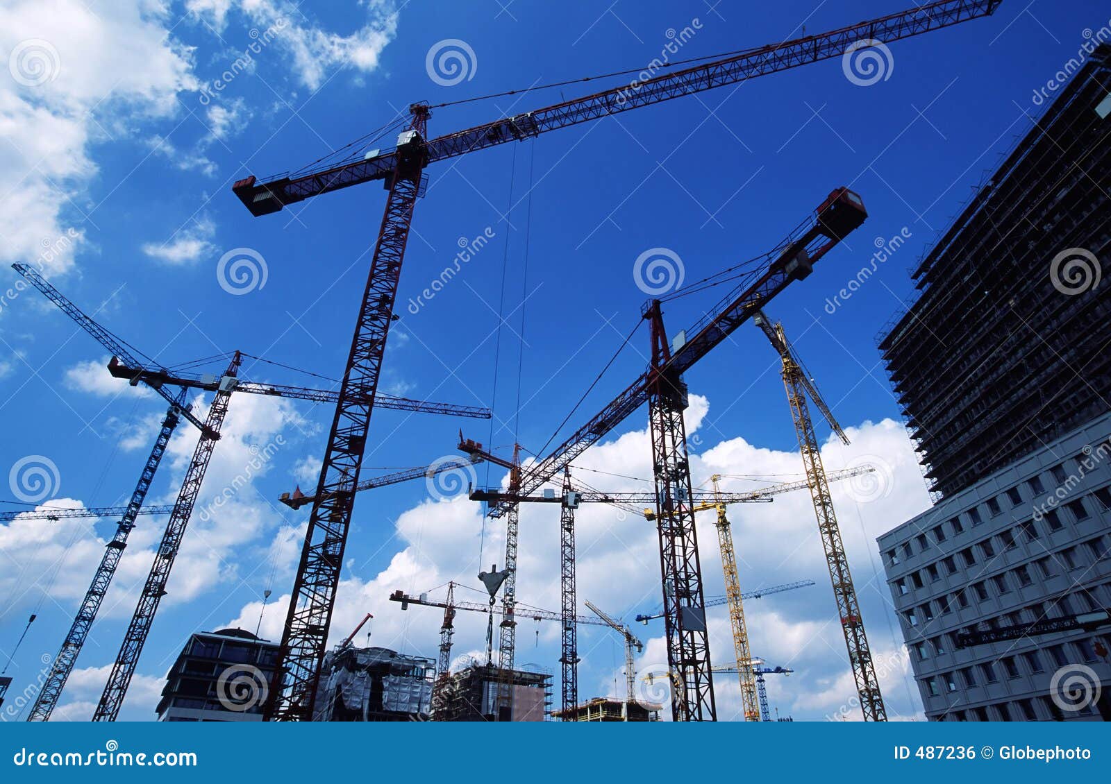 Kranen bij bouwwerf stock foto. Image of ontwikkeling, kraan - 487236