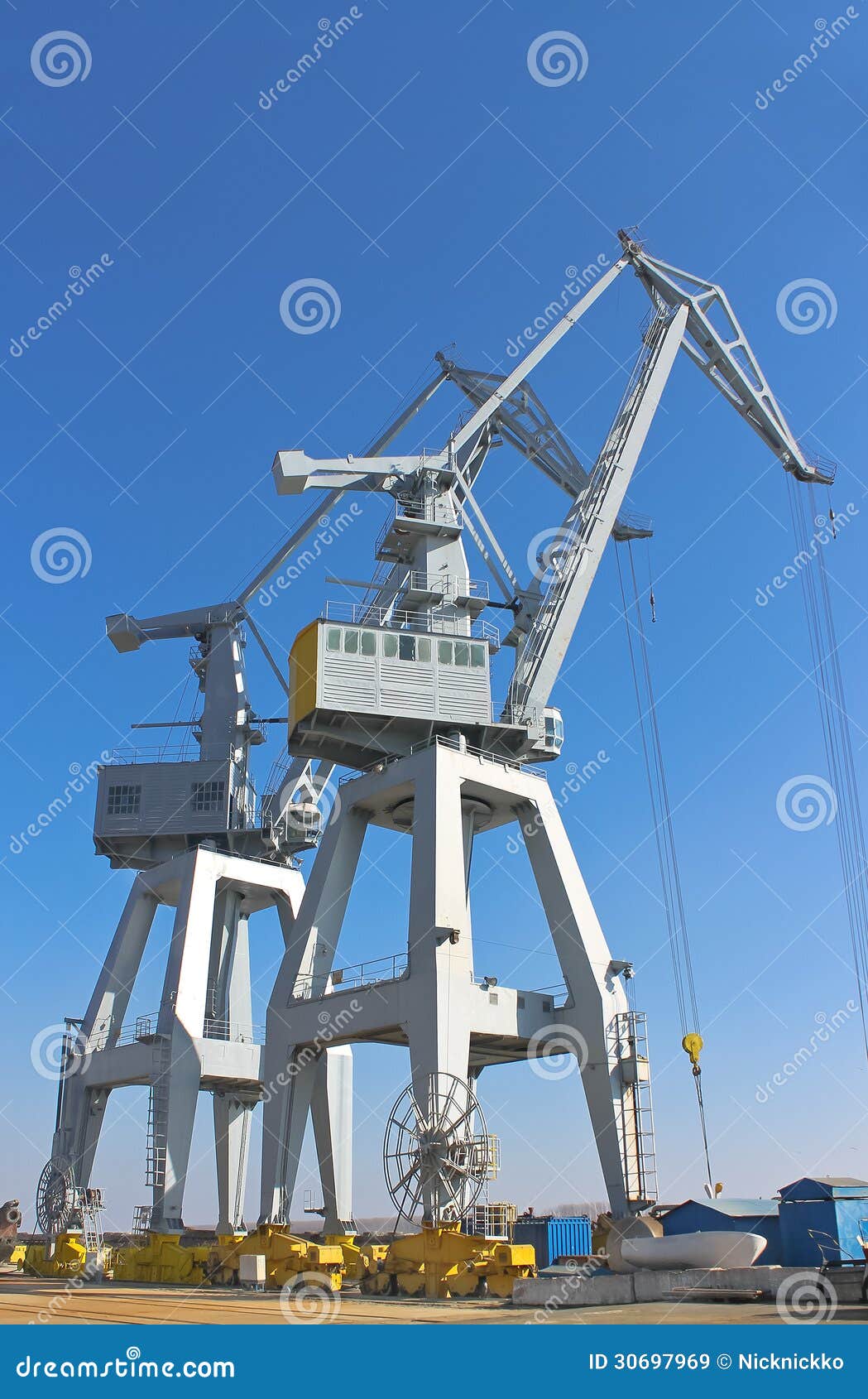 Kranen in de scheepswerf. stock afbeelding. Image of boortoren - 30697969