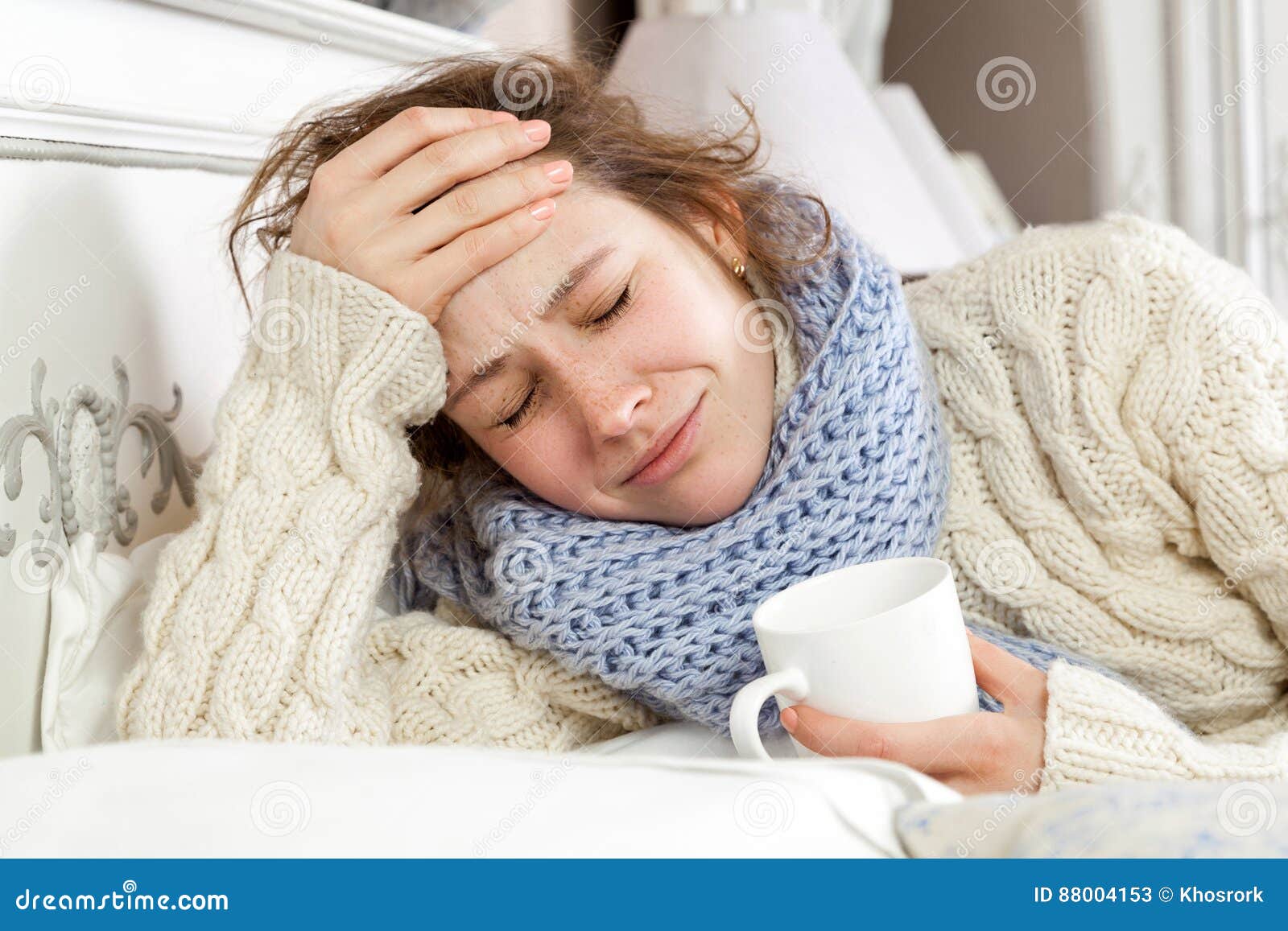 Kranke Frau im Bett stockbild. Bild von fieber, raum - 88004153