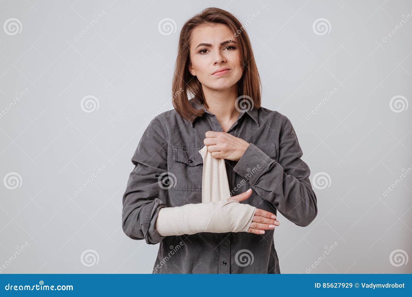 Kranke Junge Frau Mit Dem Gips an Hand Stockbild - Bild von kopf ...