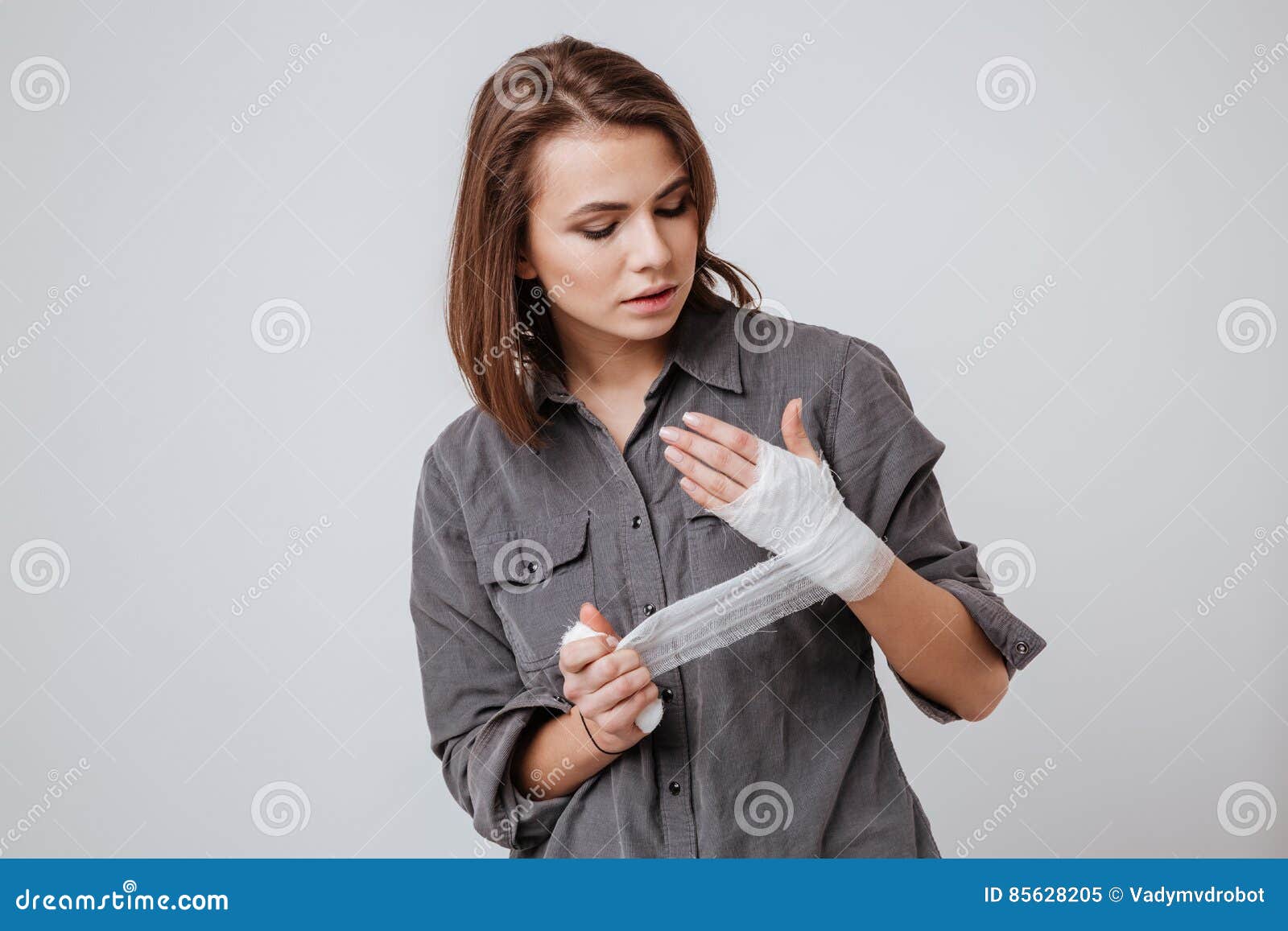 Kranke Traurige Junge Frau Mit Dem Gips an Hand Stockbild - Bild von ...