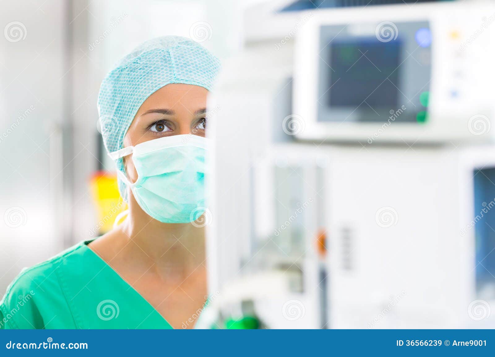 Krankenhausarzt Oder Chirurg Im Operationsraum Stockbild - Bild von ...