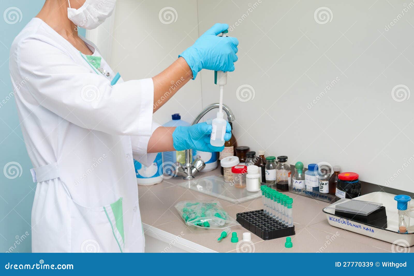 Krankenschwester Bildet Laboranalyse Stockbild - Bild von grün ...