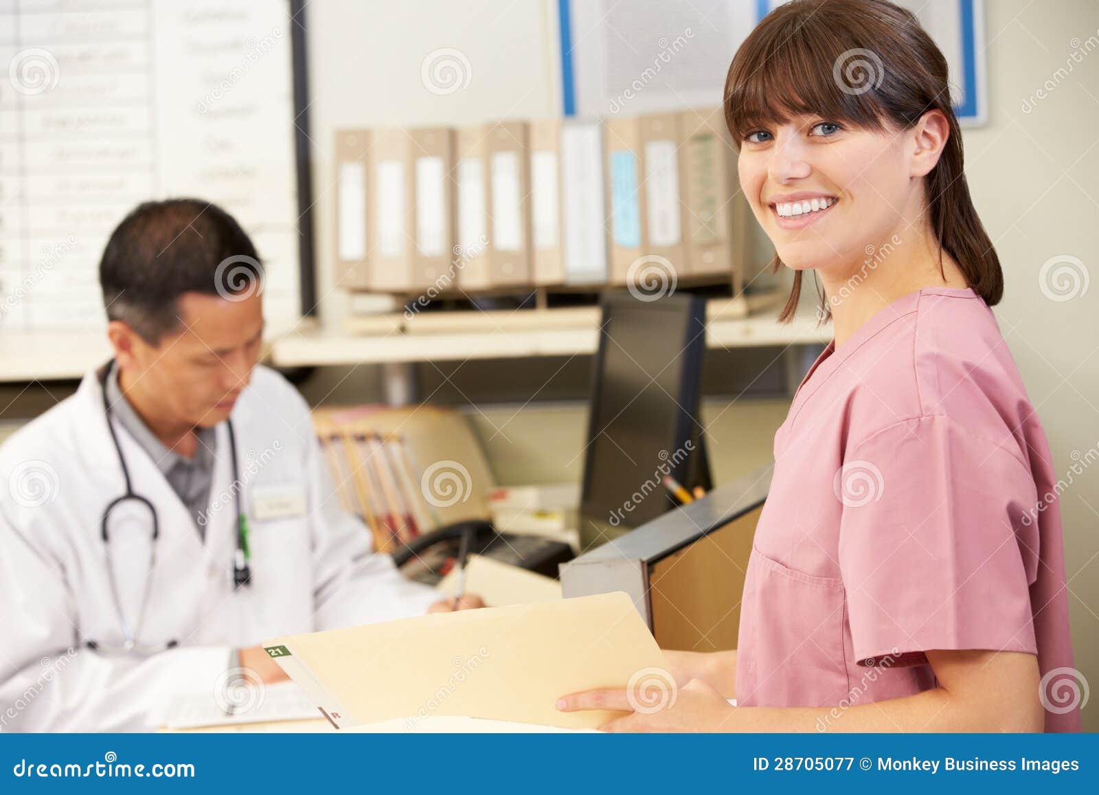 Krankenschwester Mit Doktor Working at Nurses Station Stockbild - Bild ...