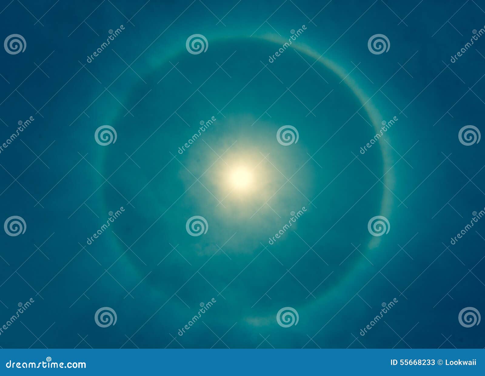 Krans cirkel runt om solen fotografering för bildbyråer. Bild av ...