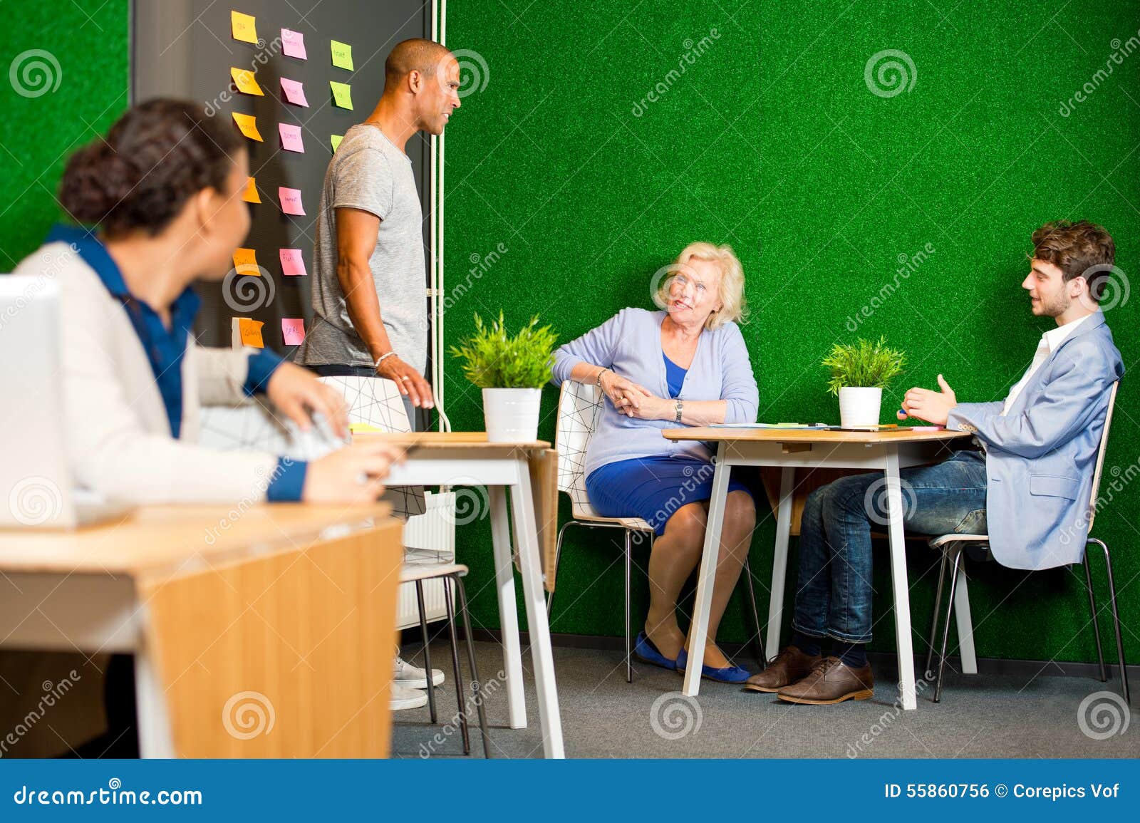 Kreative Sitzung Mit Kleinem Projektteam Stockfoto - Bild von beiläufig ...