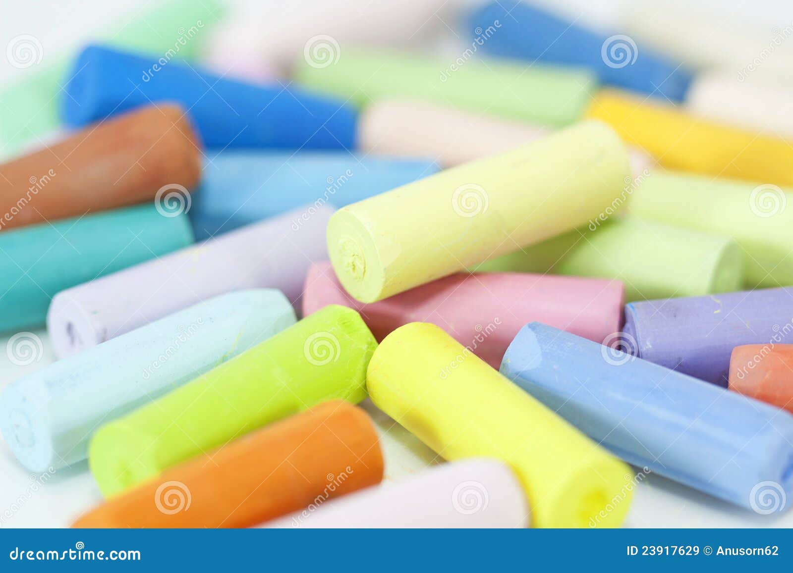 Kreiden in Einer Vielzahl Von Farben Stockbild - Bild von ausbildung ...