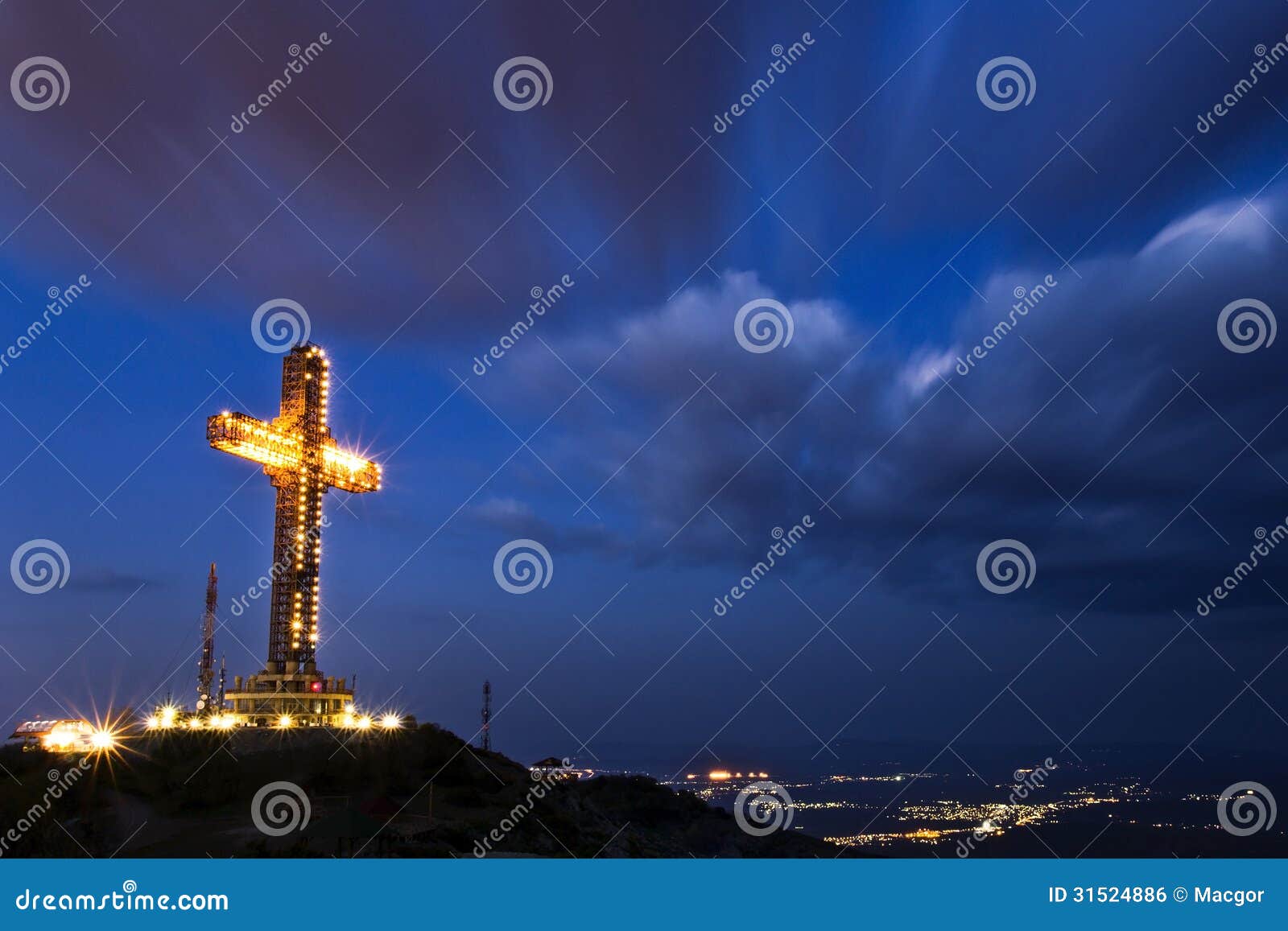 Kreuz und Wolken stockfoto. Bild von nave, christentum - 31524886