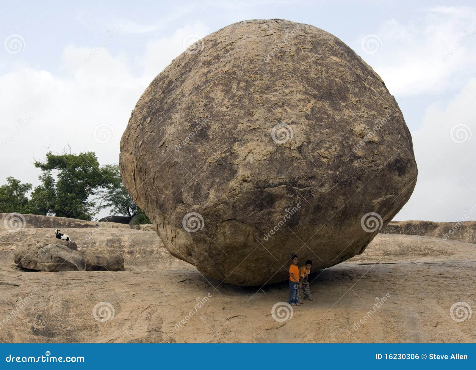 Krishnas Butterball - Mamallapuram - India Editorial Image ...