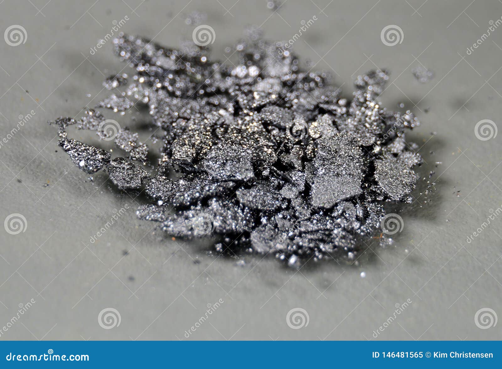 Kristallen van Jodium stock afbeelding. Image of chemie - 146481565