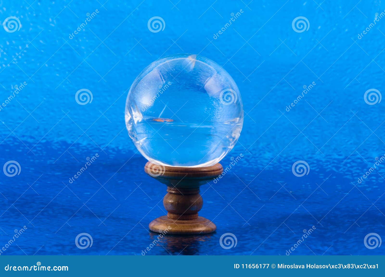 Kristallkugel stockbild. Bild von leuchtend, harmonie - 11656177