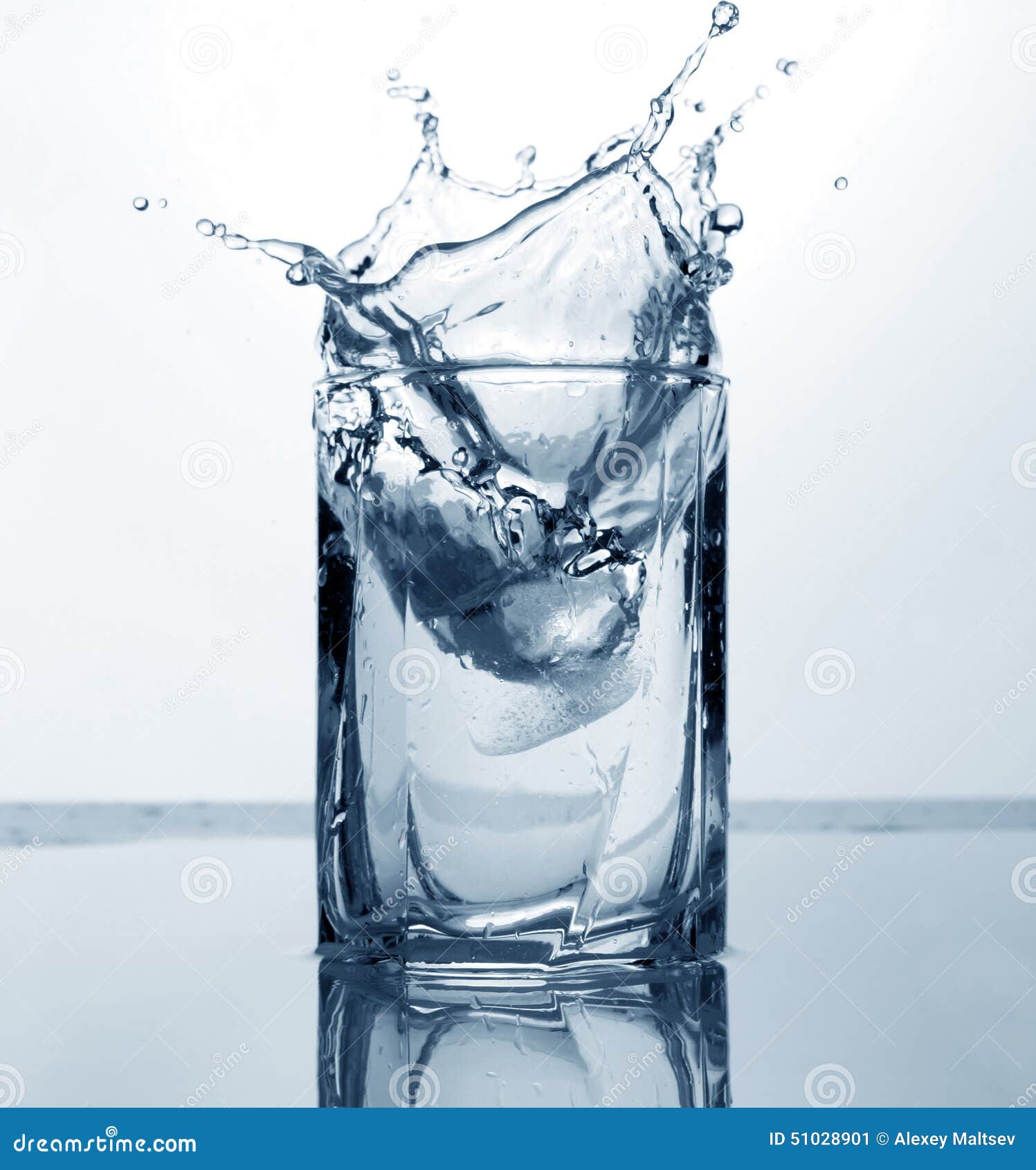 Kristalwater En Ijs in Glas Stock Afbeelding - Image of voorwerp ...