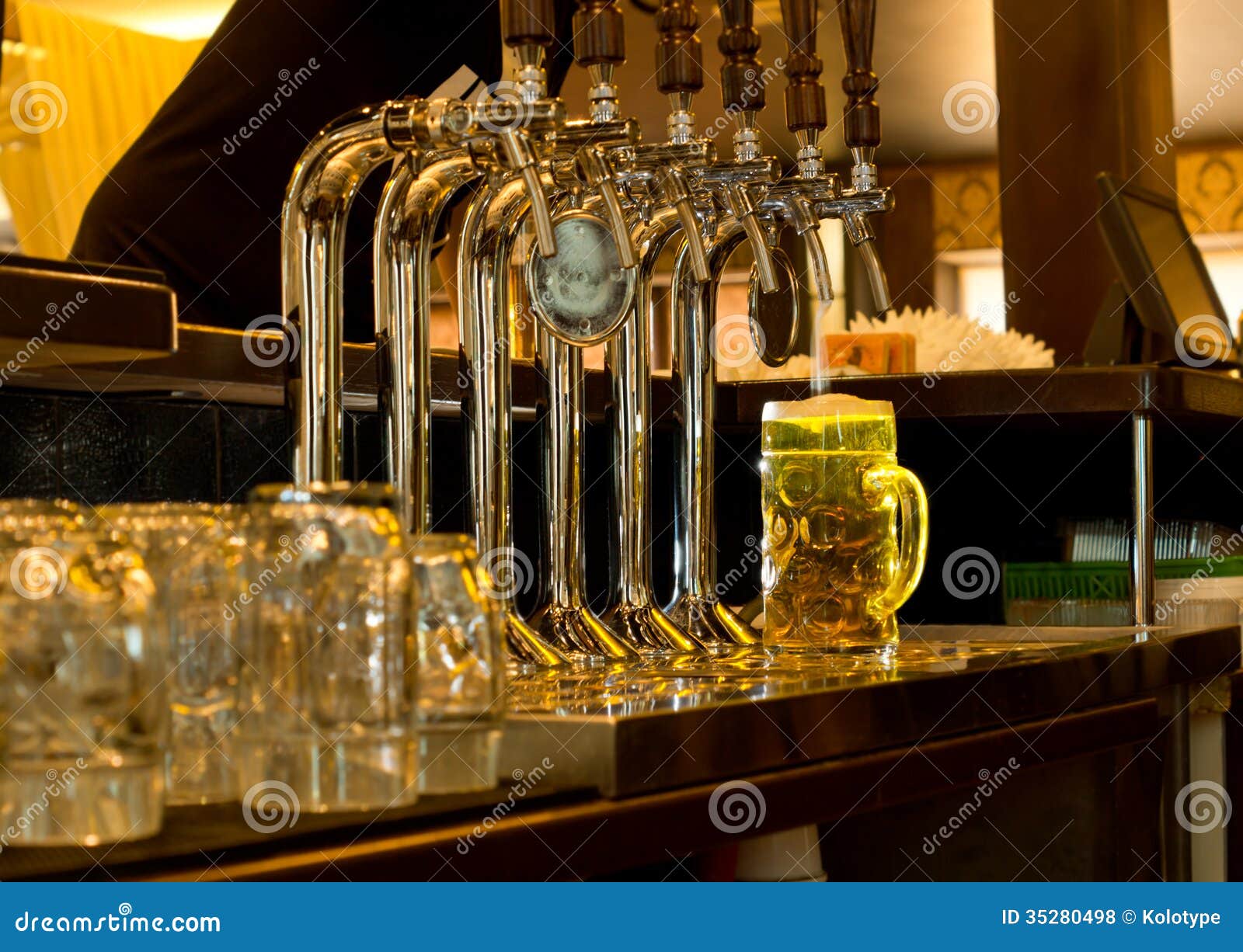 Kroes Van Bier Van Het Vat in Een Bar Stock Foto - Image of gekoeld ...