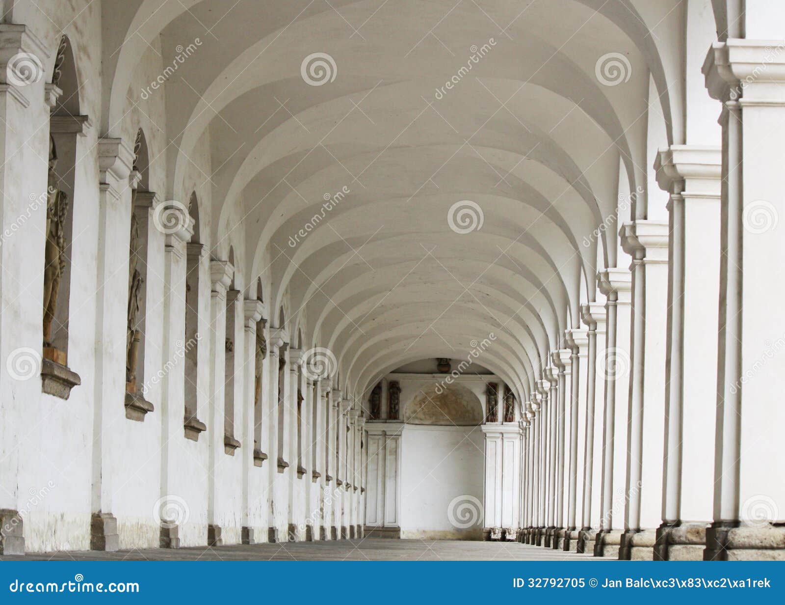 Kromeriz-Kolonnade stockbild. Bild von gebäude, park - 32792705