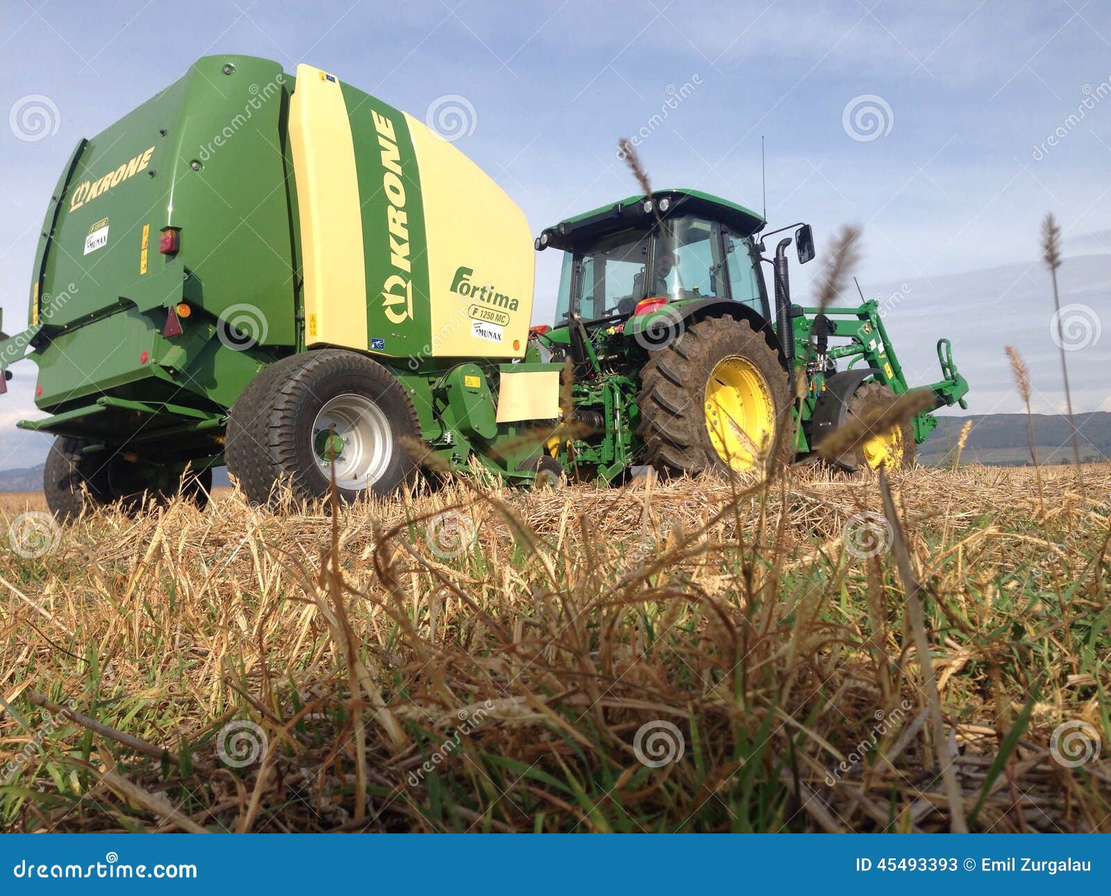 Krone Fortima Mit Jhon Deere Traktor Redaktionelles Stockfoto - Bild ...