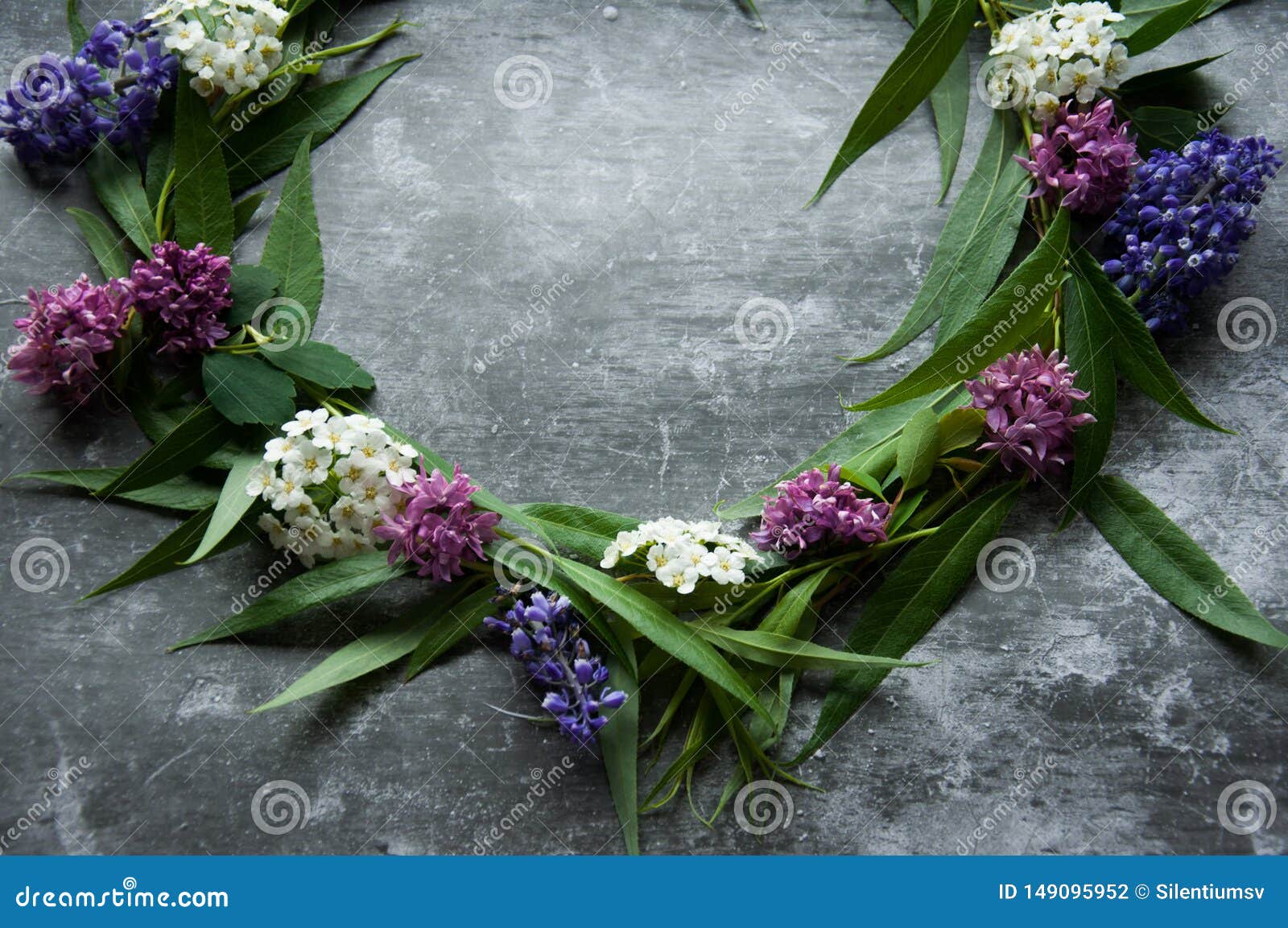 Kroon Met Bloemen En Greens Kader Op Een Grijze Achtergrond Takken Van ... Kroon Met Bloemen En Greens Kader Op Een Grijze Achtergrond Takken Van ...