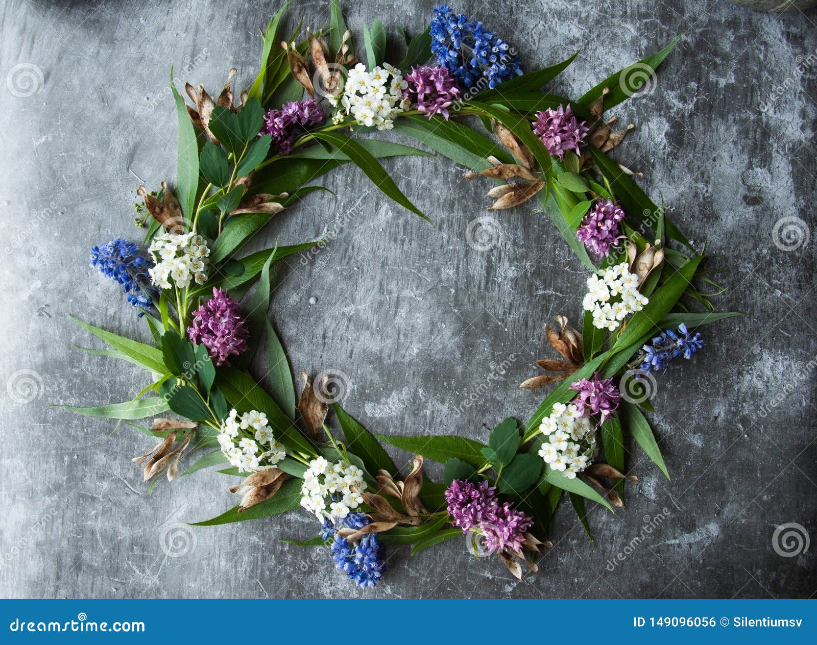 Kroon Met Bloemen En Greens Kader Op Een Grijze Achtergrond Takken Van ... Kroon Met Bloemen En Greens Kader Op Een Grijze Achtergrond Takken Van ...