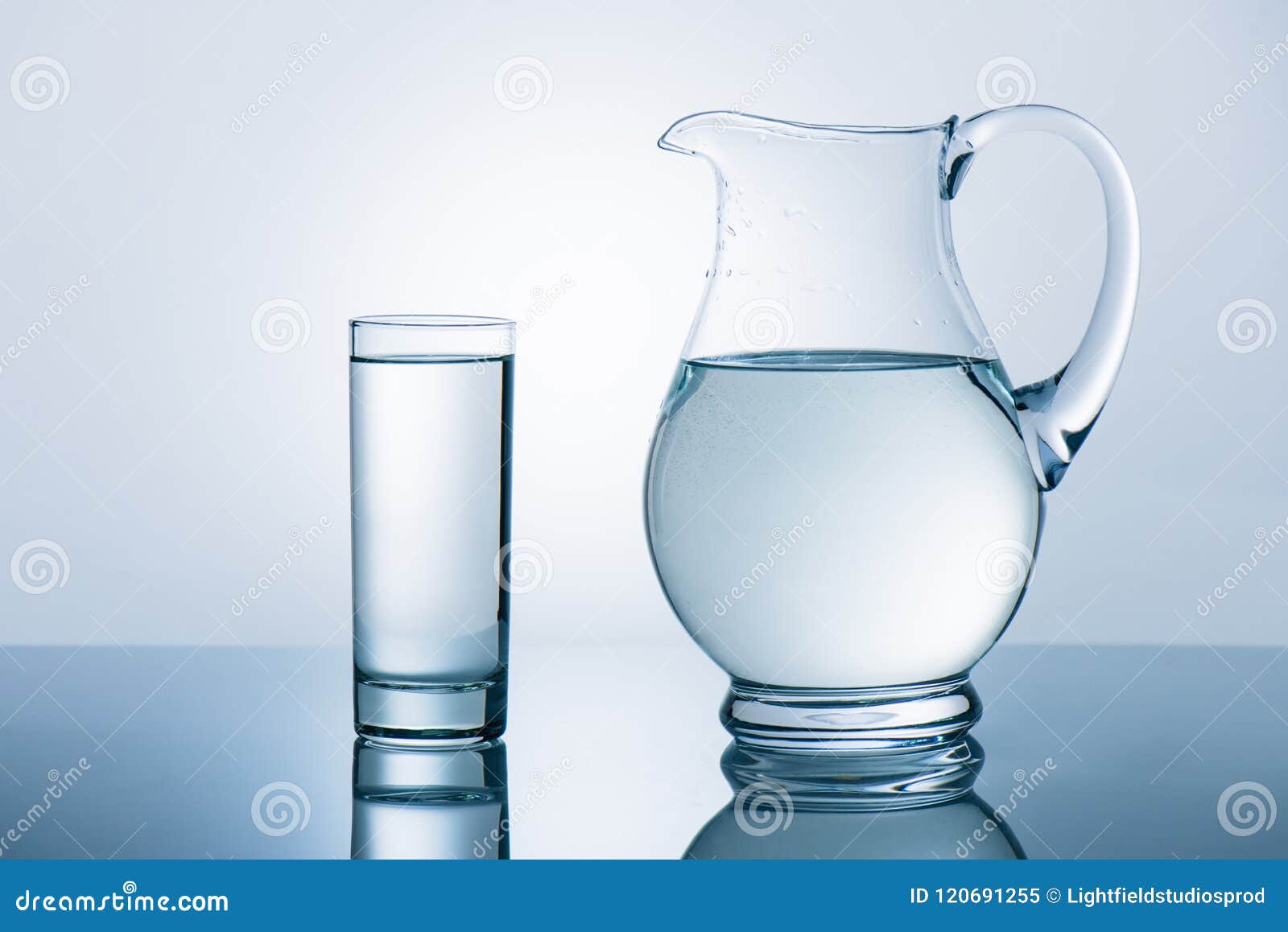 Krug und Glas mit Wasser stockbild. Bild von wasser - 120691255