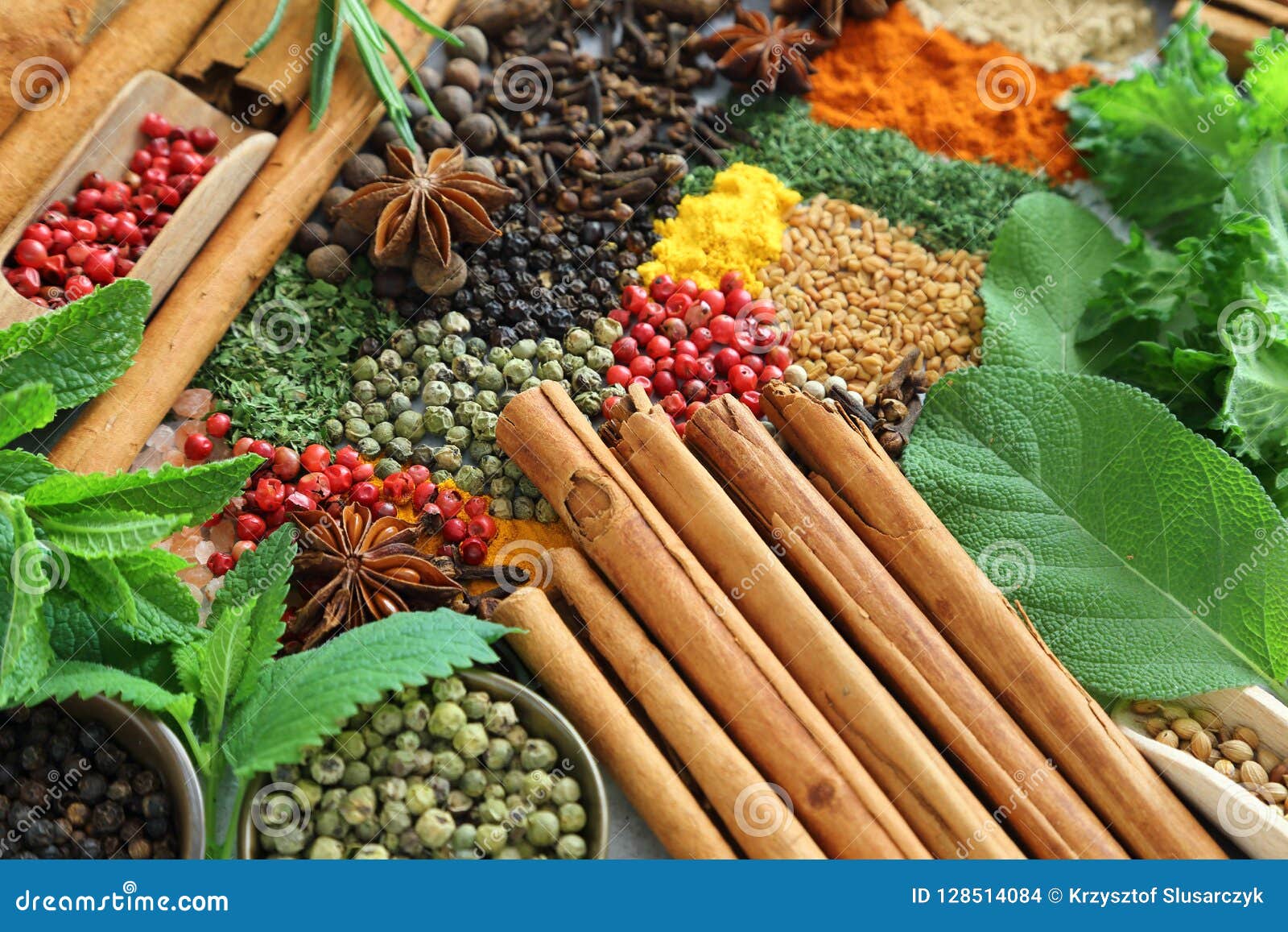 Kruiden en kruiden stock foto. Image of anijs, bovenkant - 128514084