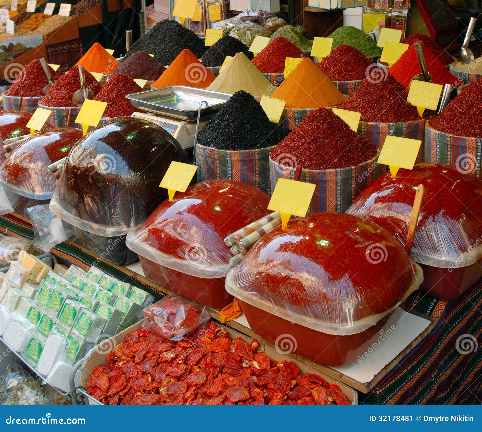 Kruiden in Turkse markt stock afbeelding. Image of markt - 32178481