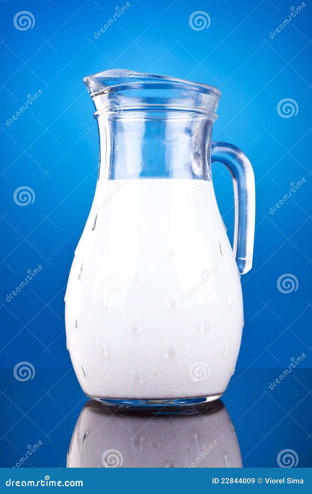 Kruik verse koemelk stock afbeelding. Image of volledig - 22844009