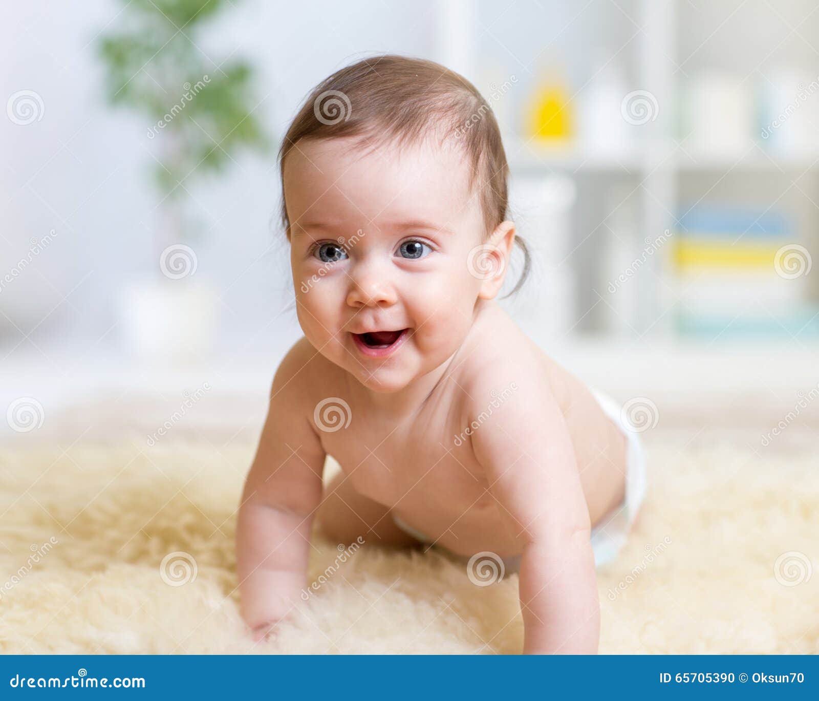 Kruipende Grappige Baby Thuis Stock Foto - Image of binnenlands ...