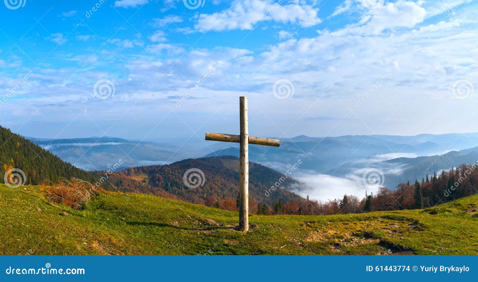 Kruis op berg stock foto. Image of heuvel, christendom - 61443774
