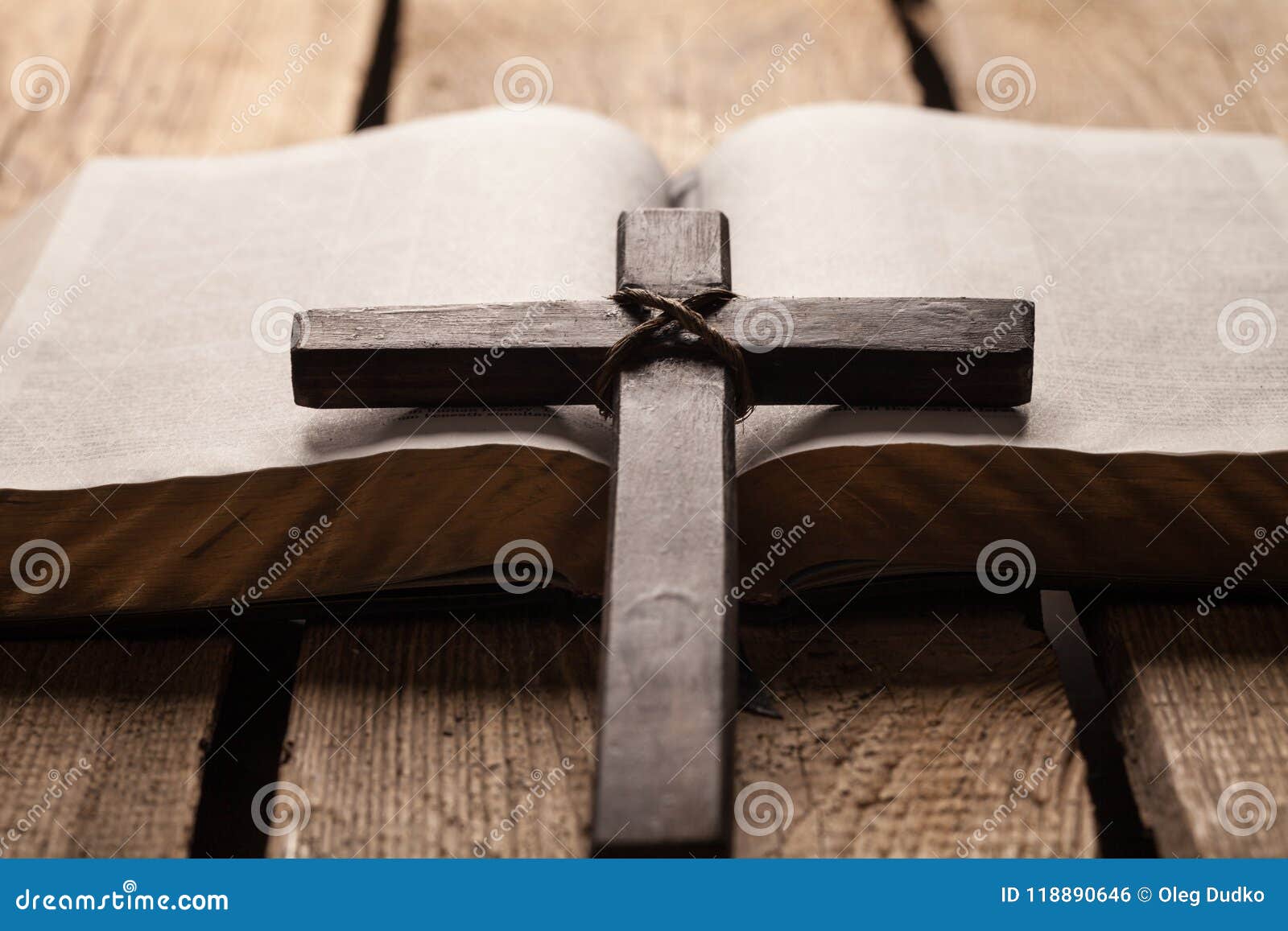 Kruis op bijbel stock foto. Image of tegenhangers, christendom - 118890646