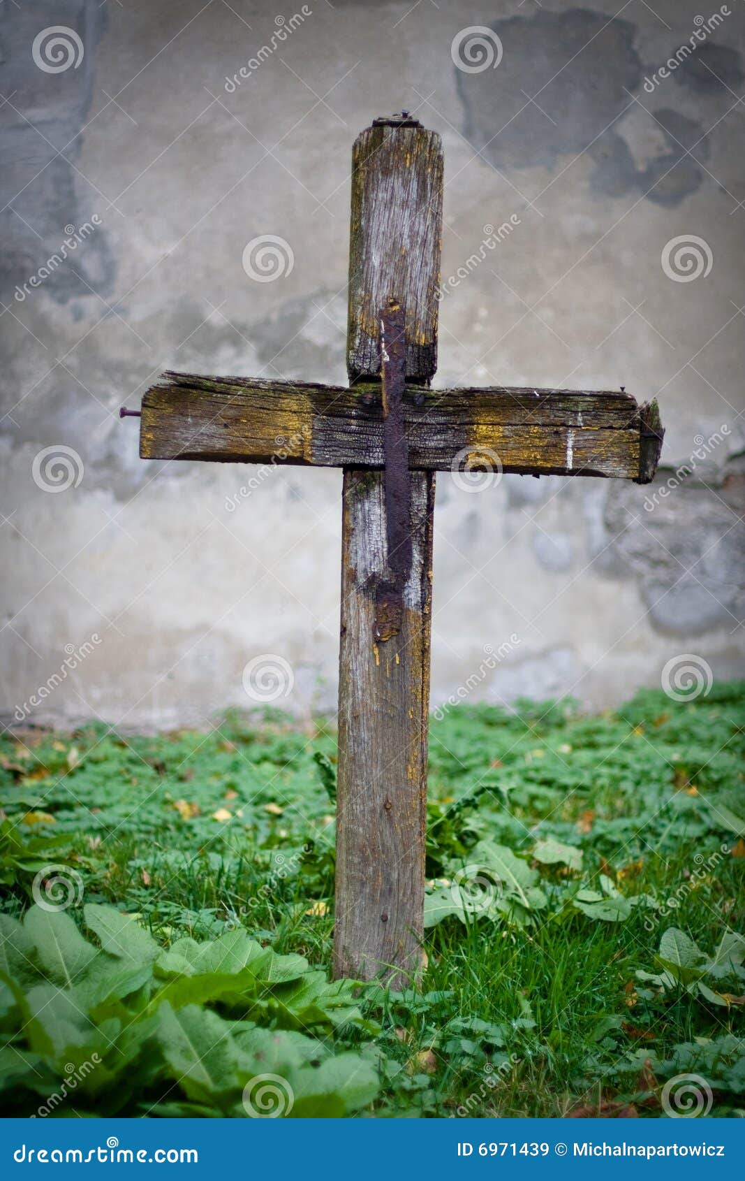 Kruis op graf stock afbeelding. Image of graf, kruis, begraafplaats ...