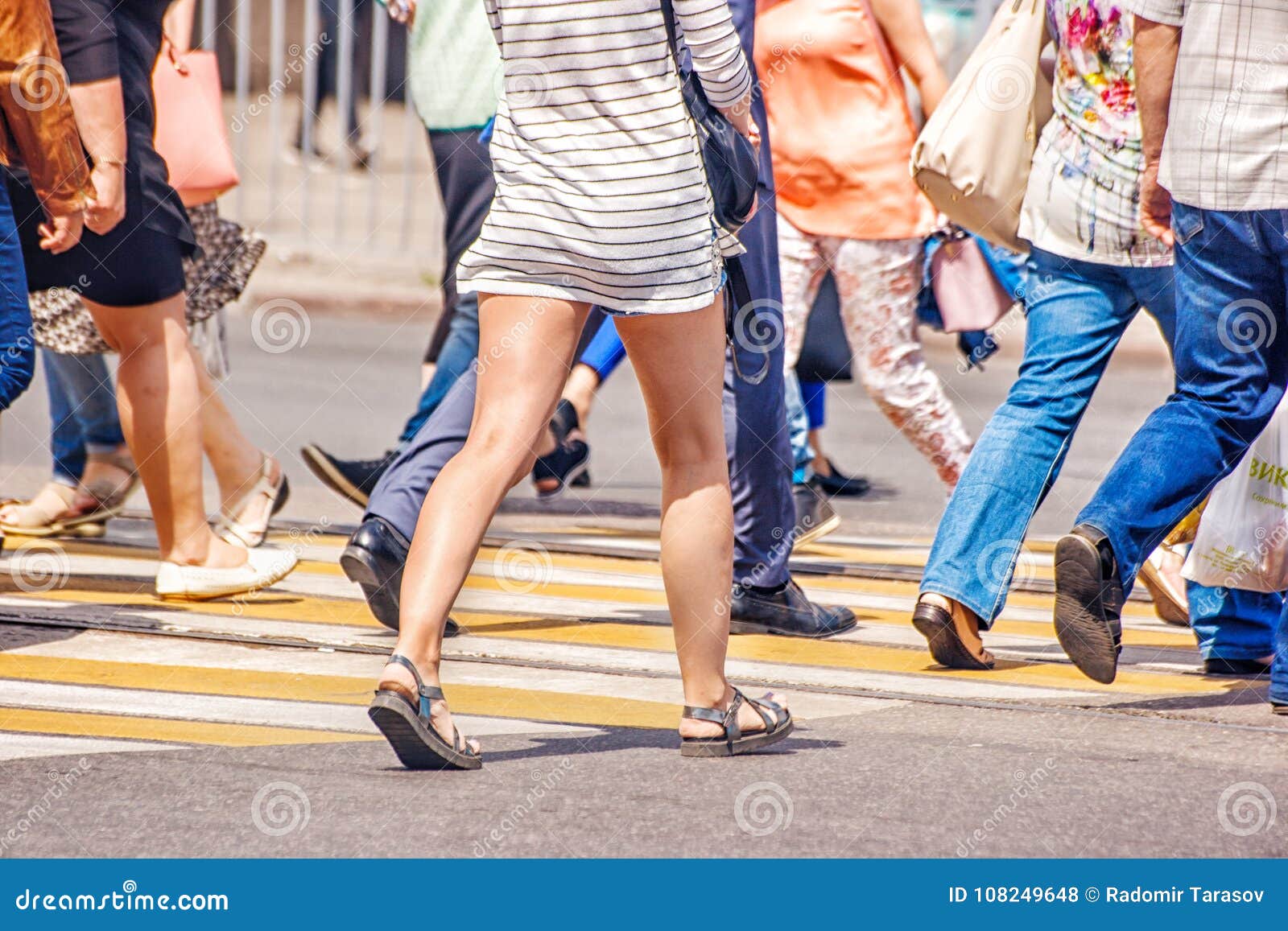 Kruispunt Met Lopende Voetgangers Stock Foto - Image of onherkenbaar ...