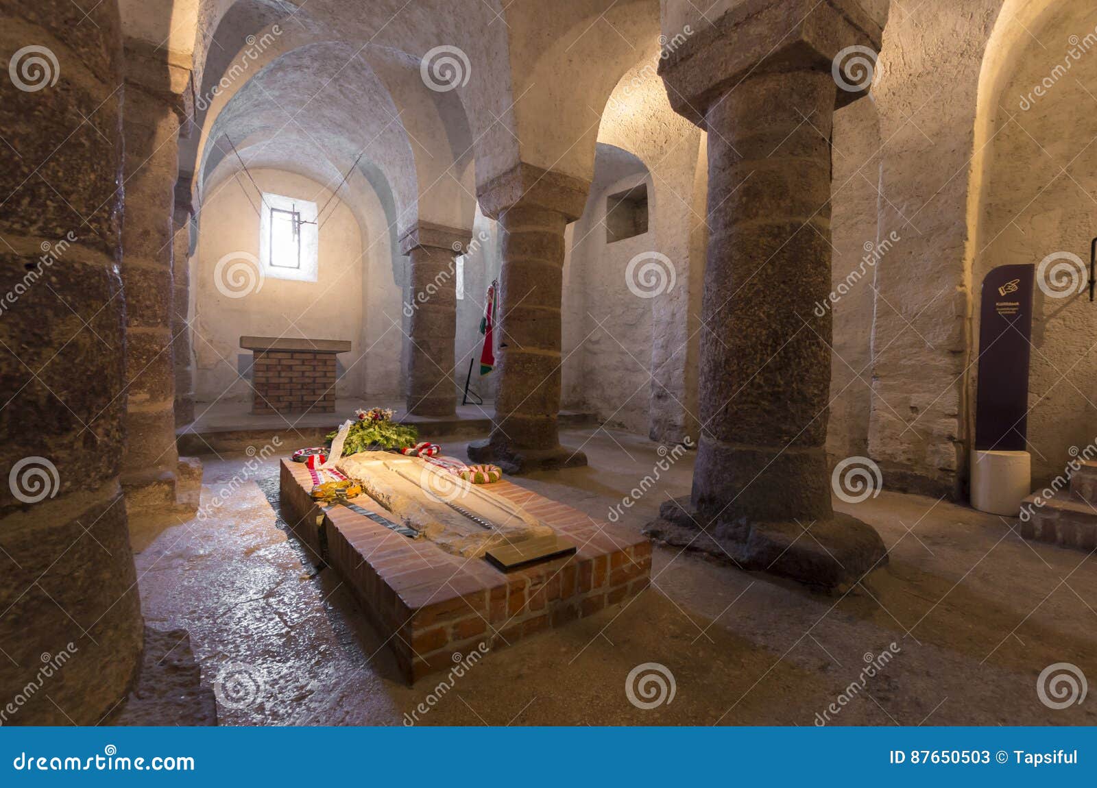 Krypta redaktionelles stockfoto. Bild von schrein, bügel - 87650503