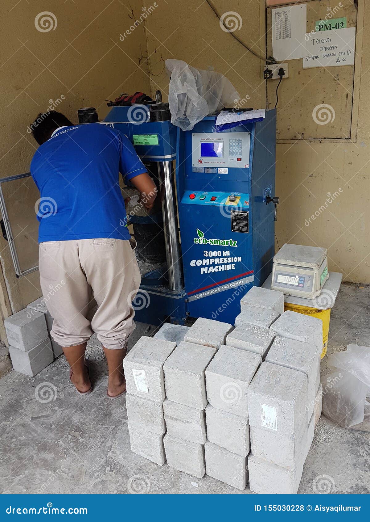 Concrete Cube Strength Compression Test at the Laboratory Using ...