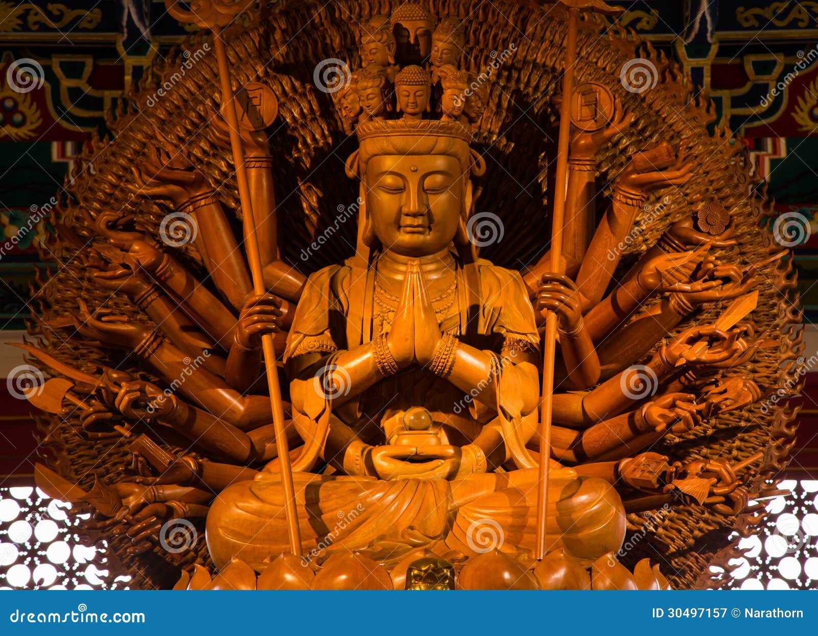 Kuan Yin con 1000 manos imagen de archivo. Imagen de japonés - 30497157