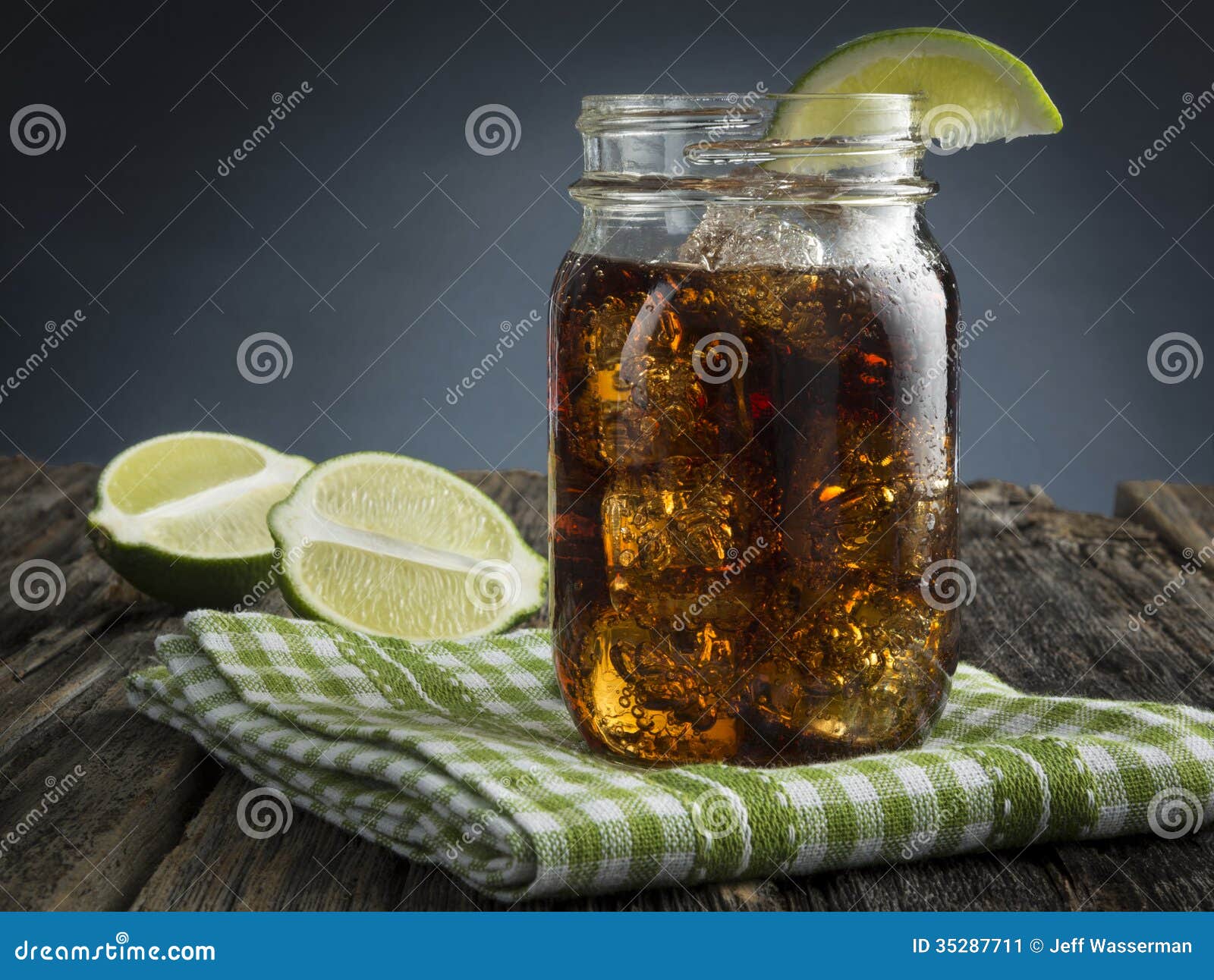 Kuba Libre - rom och Cola fotografering för bildbyråer. Bild av beverly ...